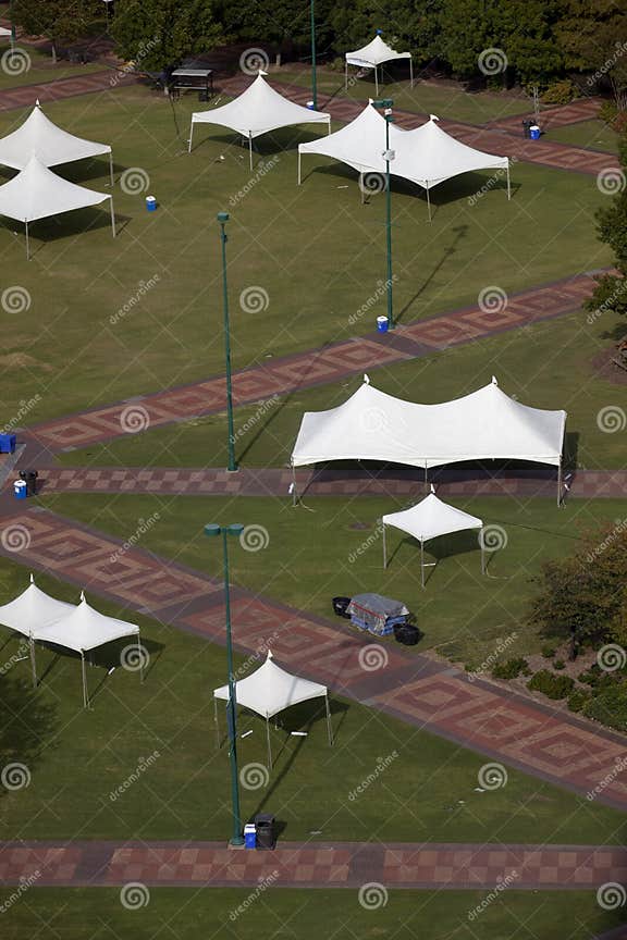 Tiendas en parque imagen de archivo. Imagen de acontecimiento - 31544193