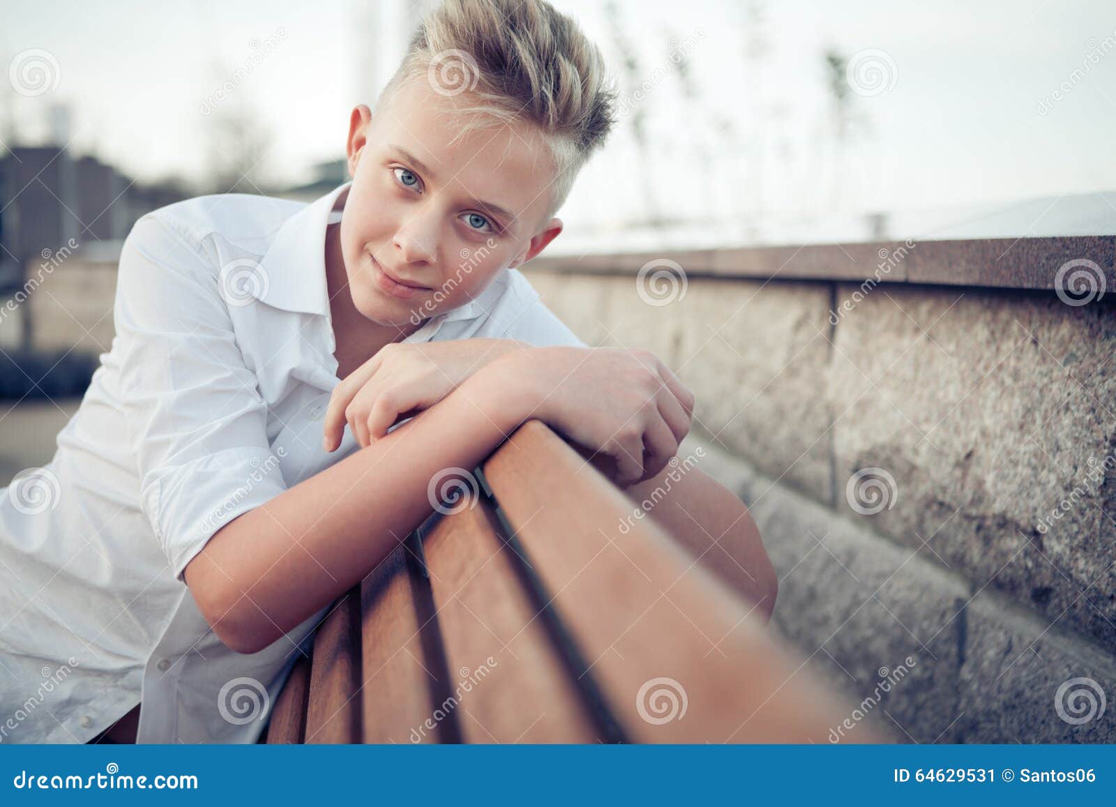 Tiener stock afbeelding. Image of leuning, bank, blij - 64629531