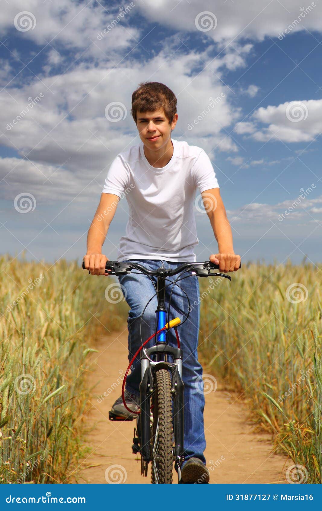 Tiener Die Een Fiets Berijden Stock Afbeelding - Image of stuur, gezond ...
