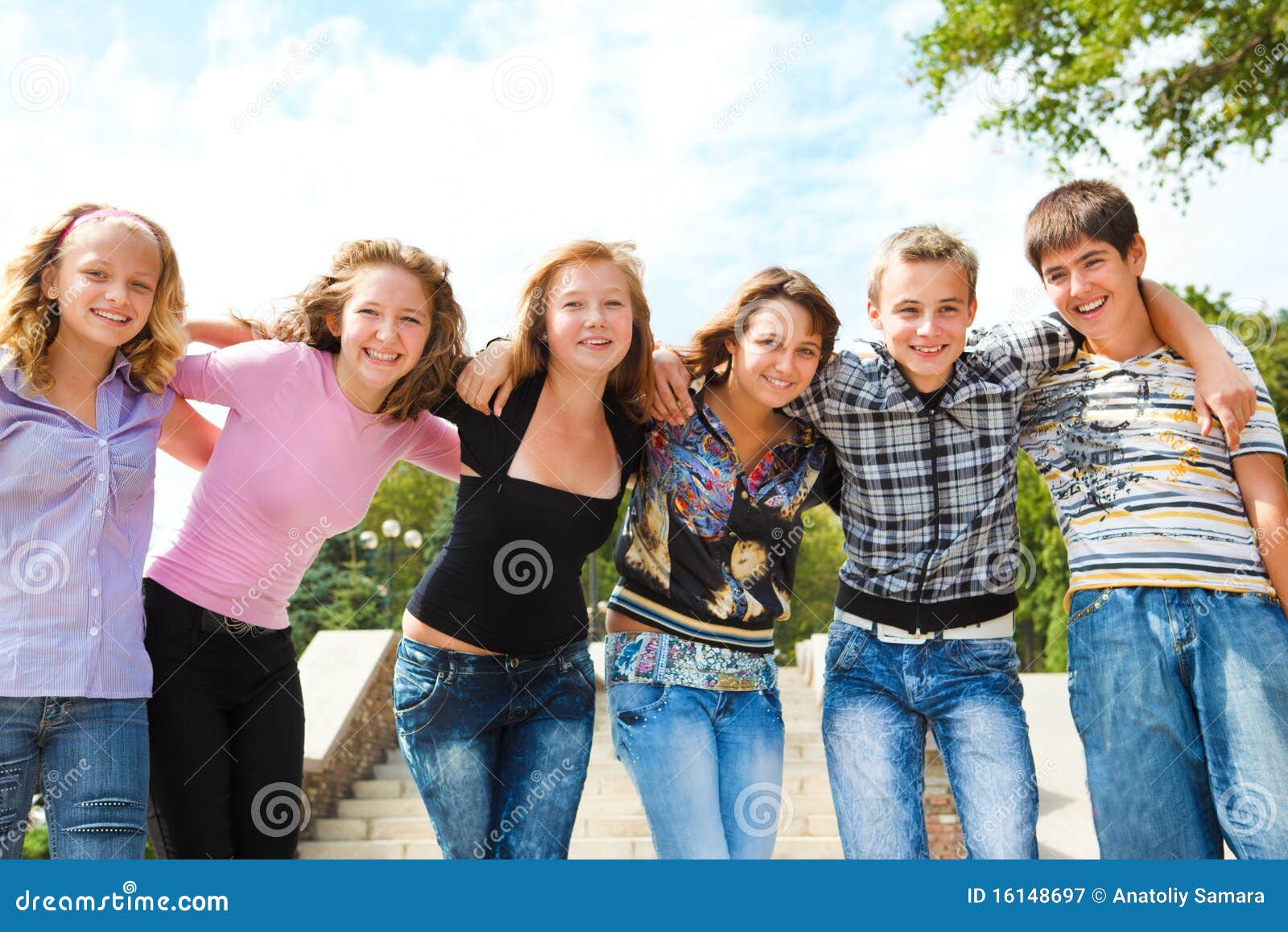 Tiener groep stock afbeelding. Image of stad, omhels - 16148697