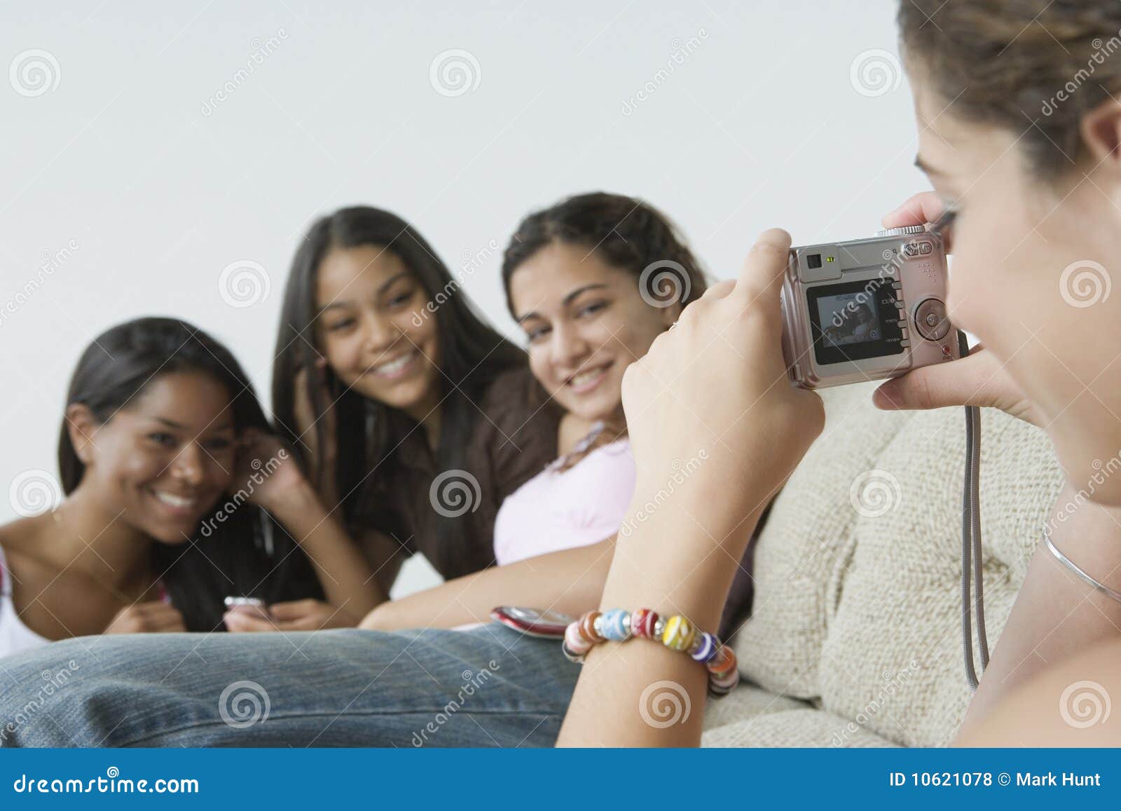 Tiener met haar vrienden. stock foto. Image of afrikaans - 10621078