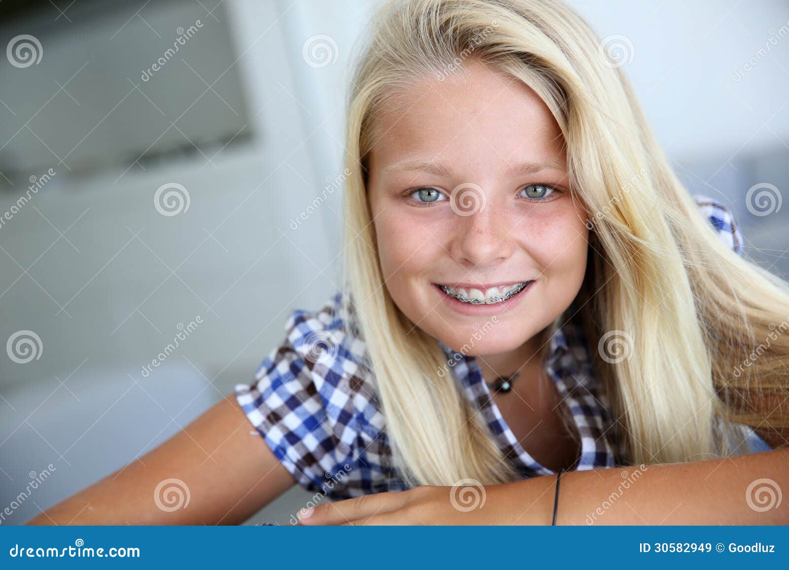 Tiener Met Steunen Stock Afbeelding Image Of Jong Ogen 30582949