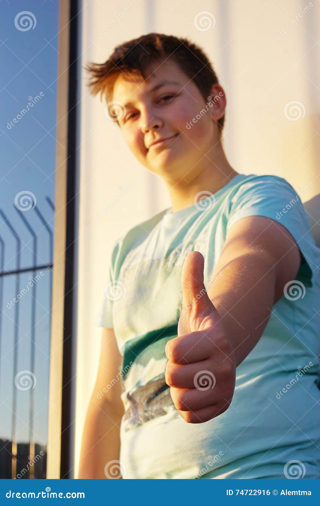 Tienerjongen Die Duim Tonen Die Omhoog Goed Teken Vertegenwoordigen ... Tienerjongen Die Duim Tonen Die Omhoog Goed Teken Vertegenwoordigen ...