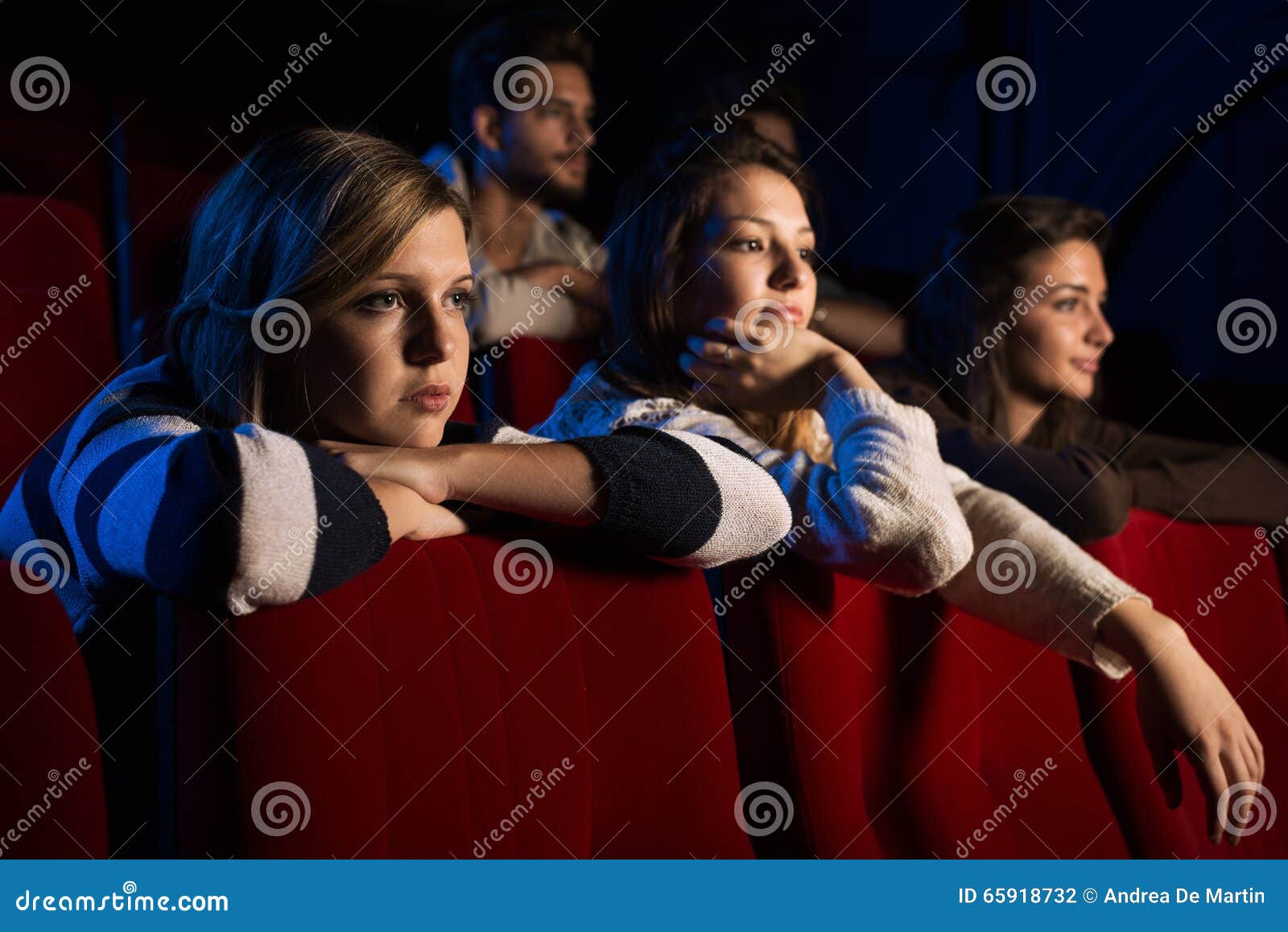 Tieners Bij De Bioskoop Stock Foto Image Of Verhoudingen 65918732
