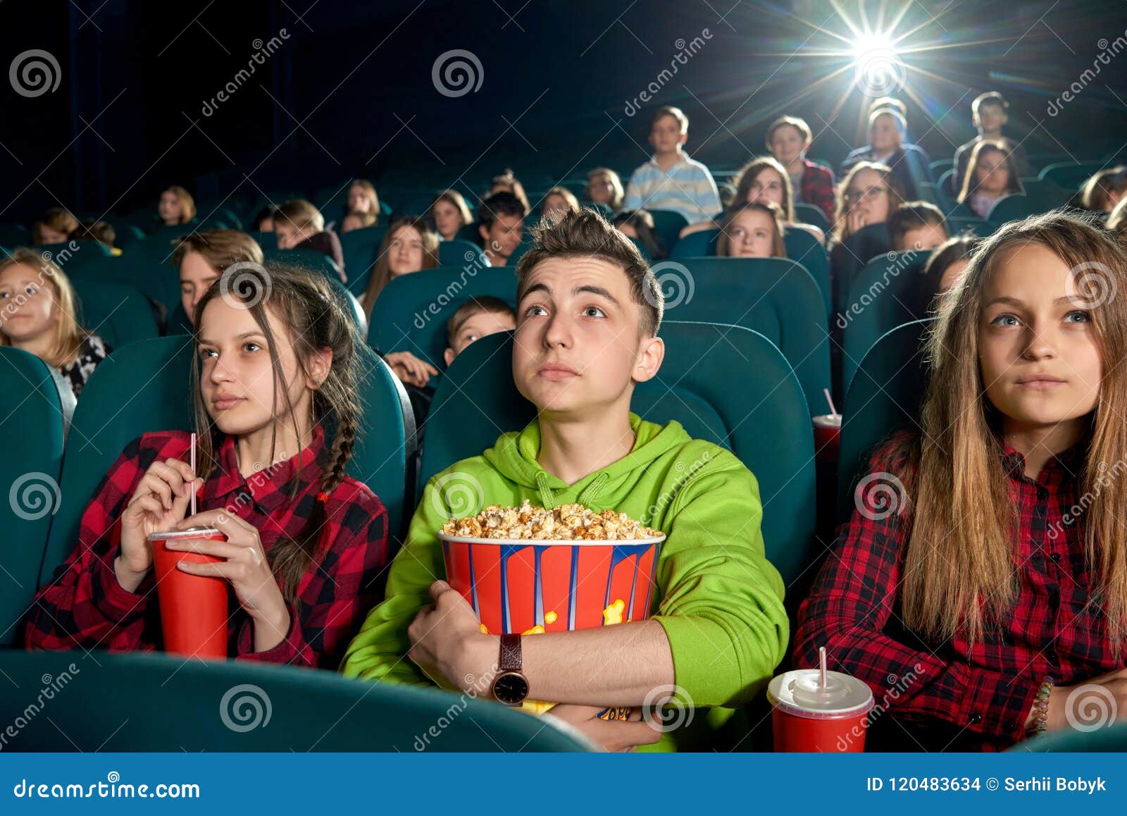 Tieners Die Popcorn Eten En Op Film In Bioskoop Letten Stock Foto