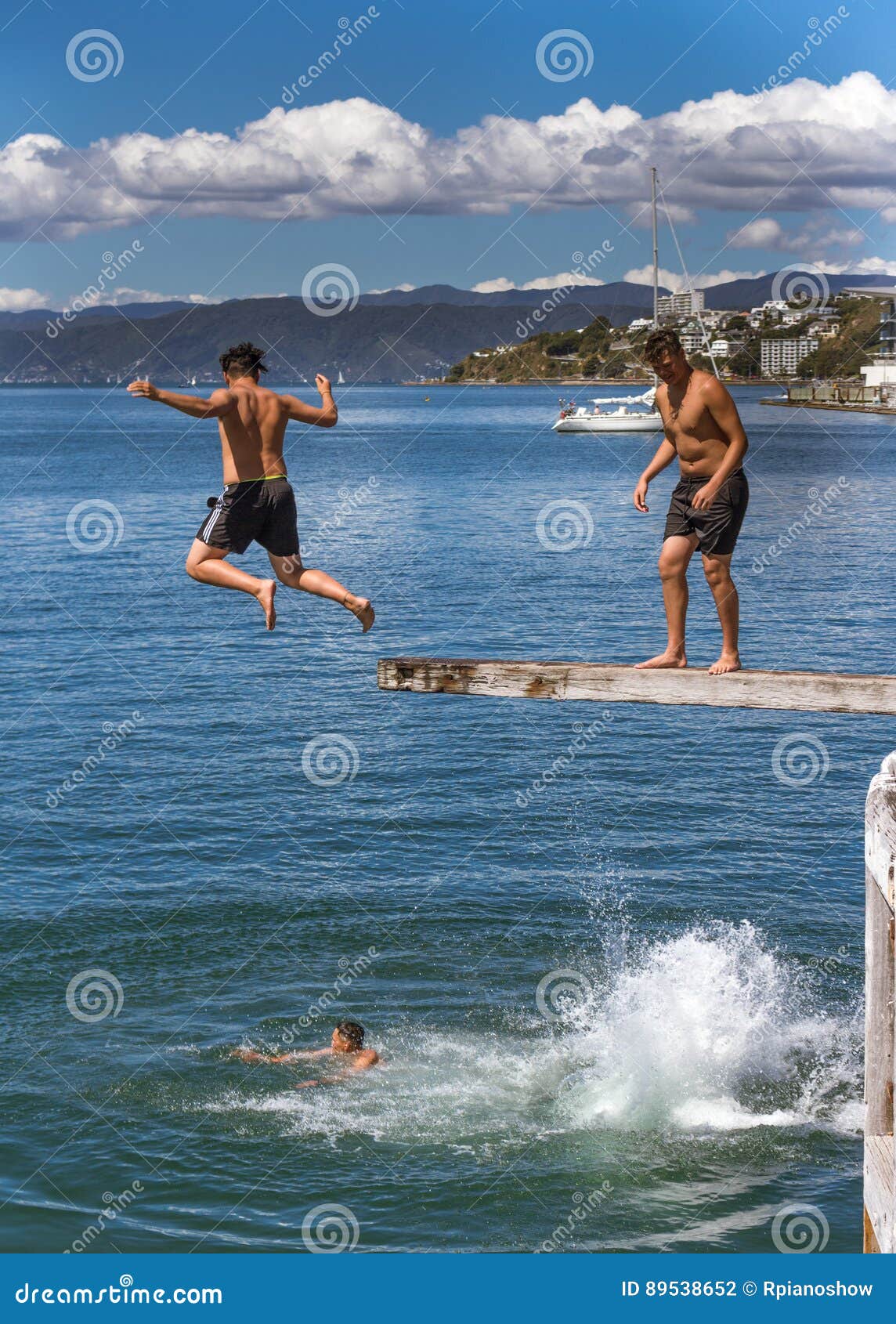 Tieners Die Van Duikplank Springen Redactionele Fotografie - Image of ...