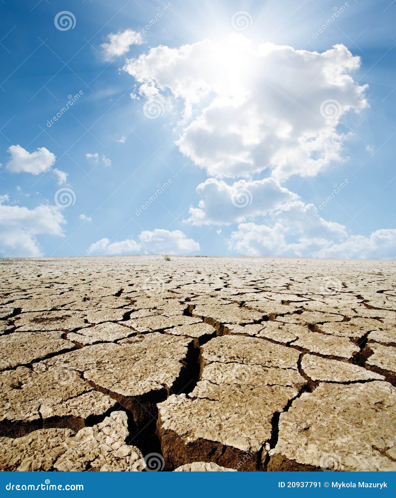 Tierra Agrietada Bajo El Sol Caliente Imagen de archivo - Imagen de ...