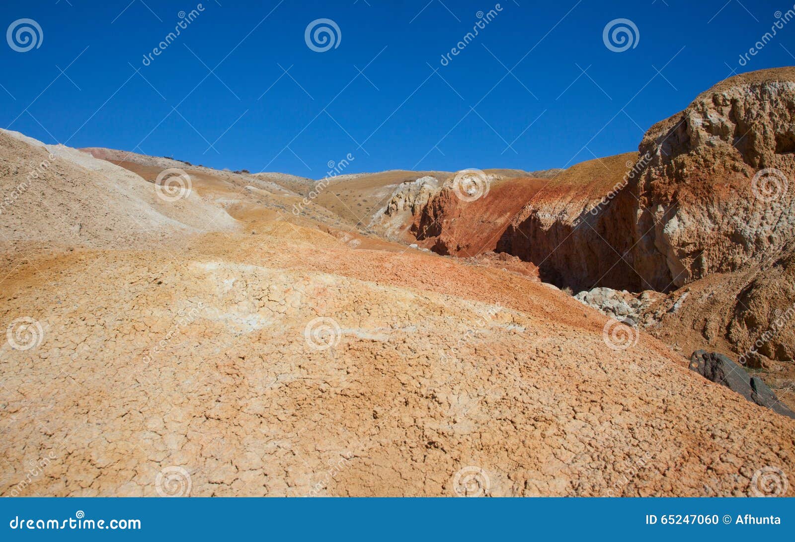 Tierra roja y cielo azul foto de archivo. Imagen de ocre - 65247060