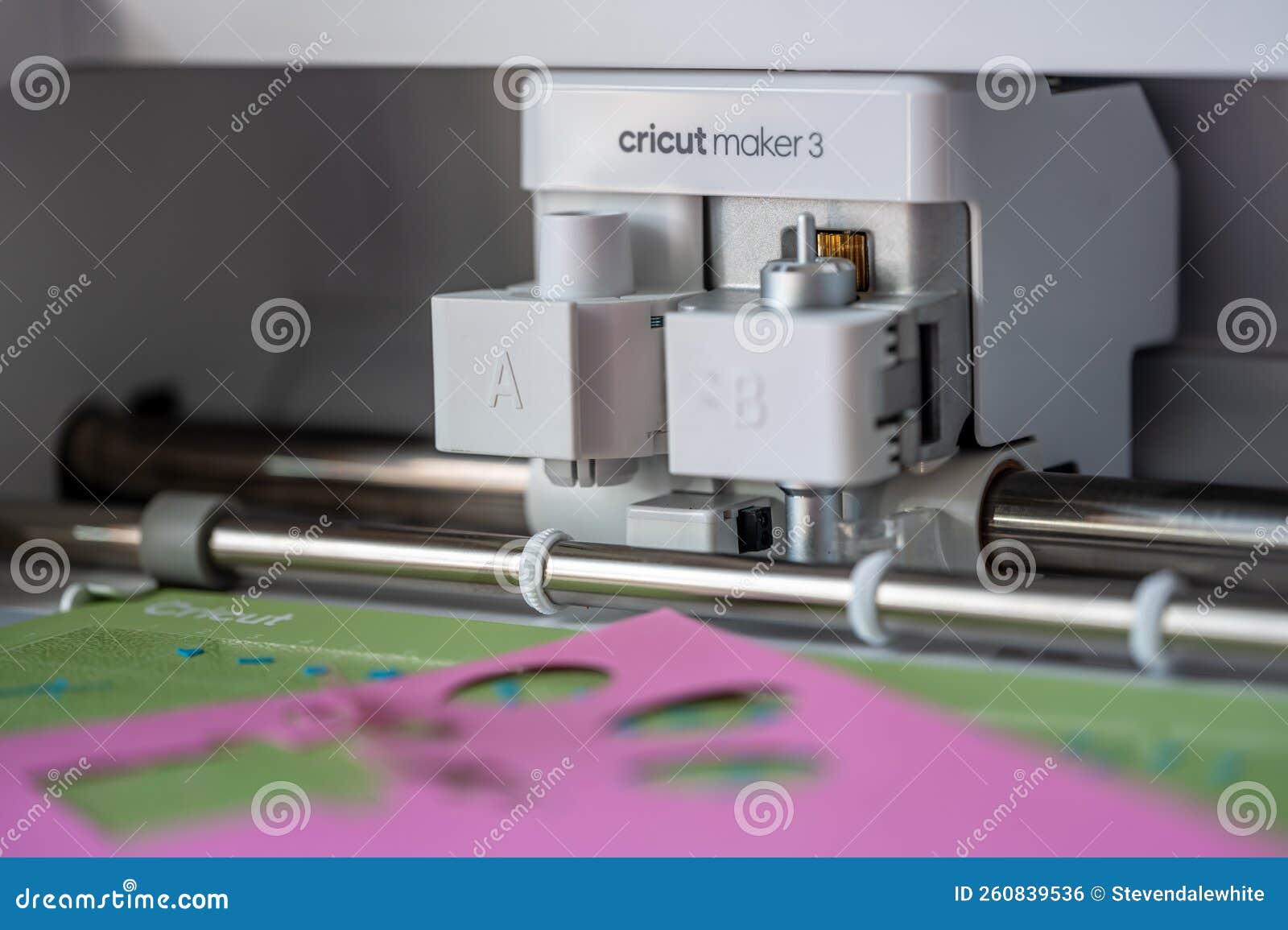 Tiffin, Iowa, USA - 10.2022 - Cricut Smart Cutting Tool Used In Arts ... Tiffin, Iowa, USA - 10.2022 - Cricut Smart Cutting Tool Used In Arts ...