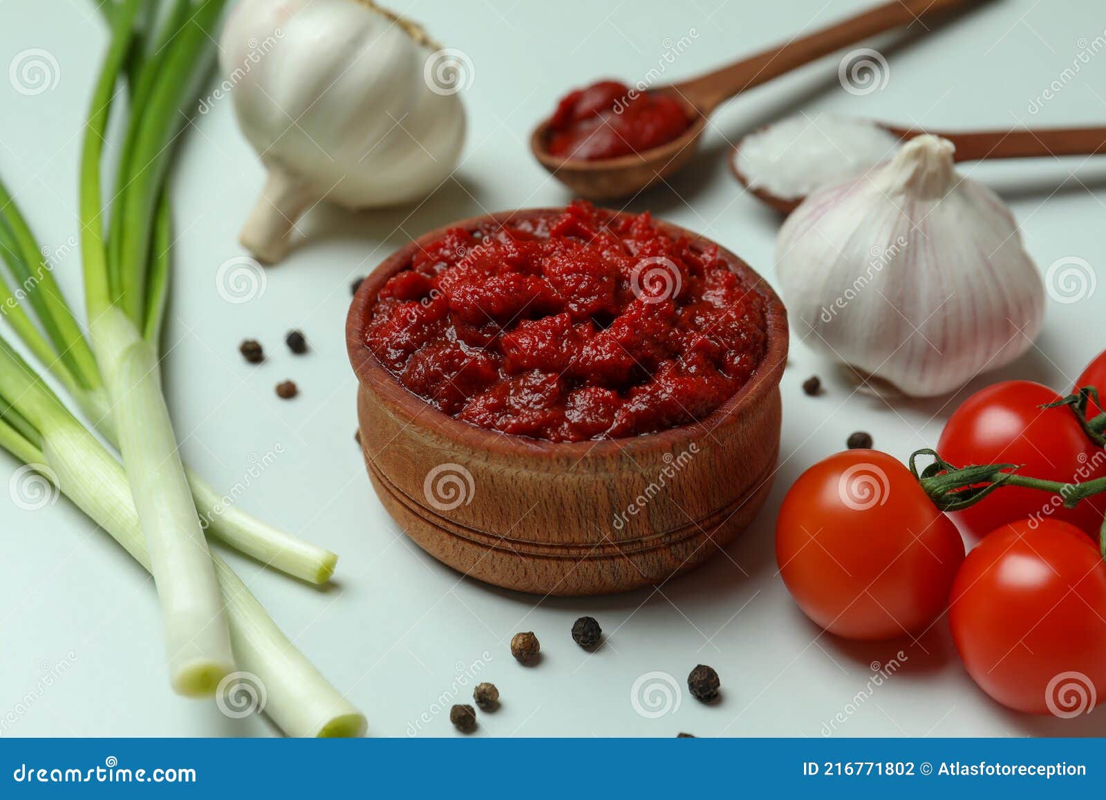 Tigela De Madeira Com Pasta De Tomate E Ingredientes Em Fundo Branco ...