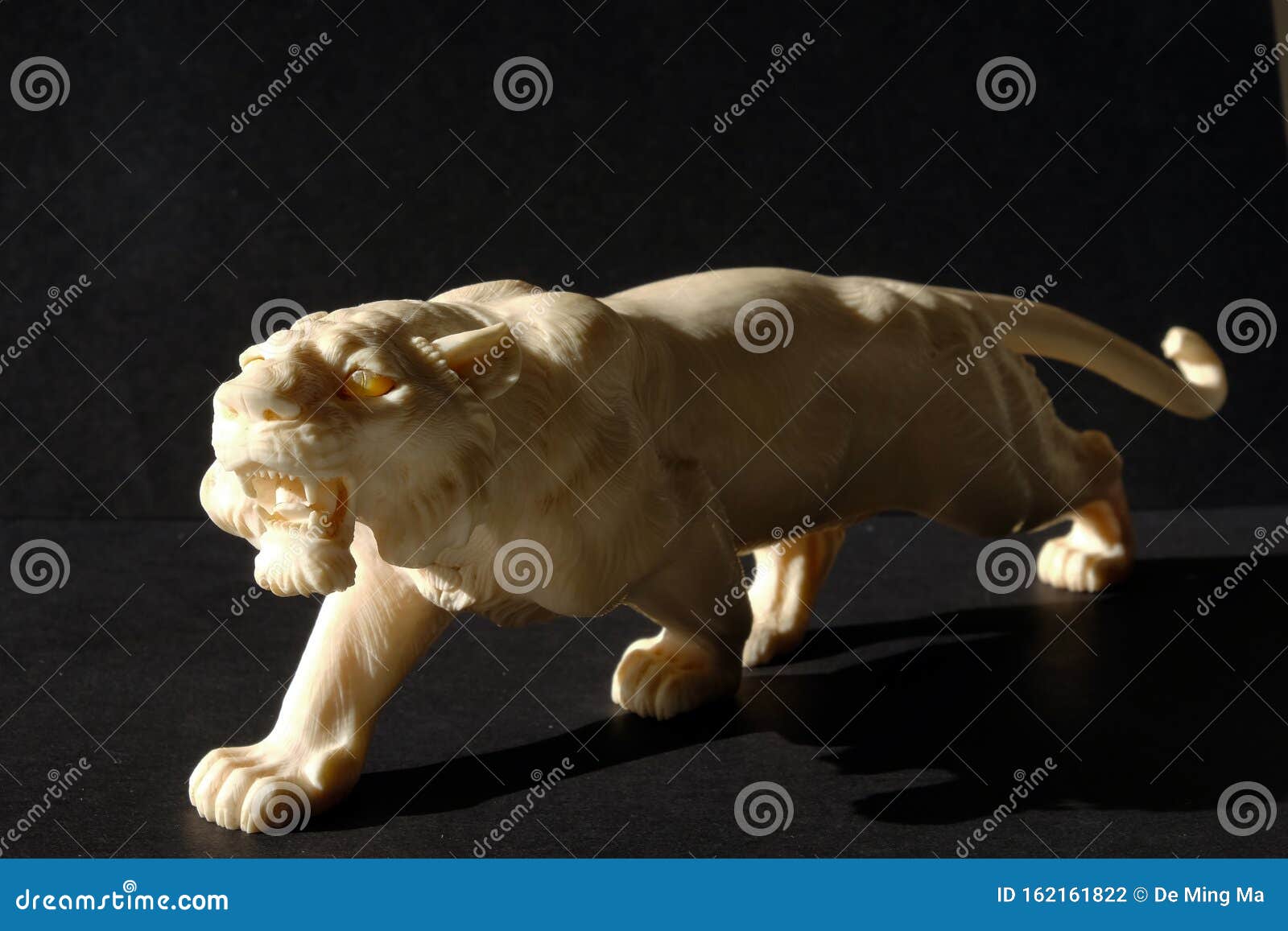 Tiger carving -- stock photo. Image of raptor, purebred - 162161822