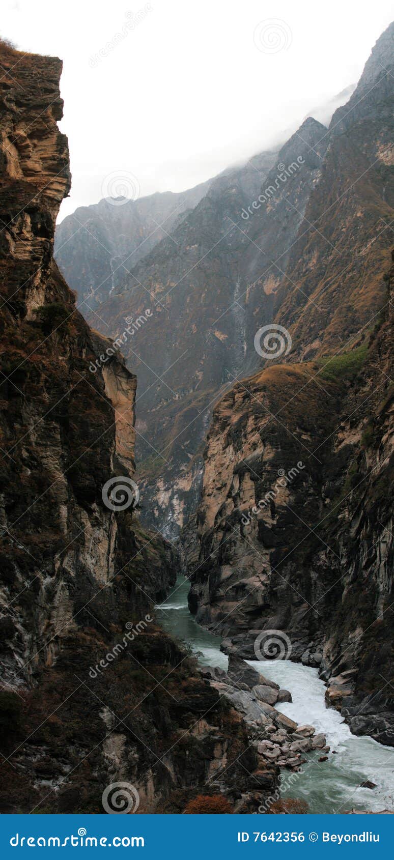 Tiger Jumping Gorge stock photo. Image of yangtze, yulong - 7642356