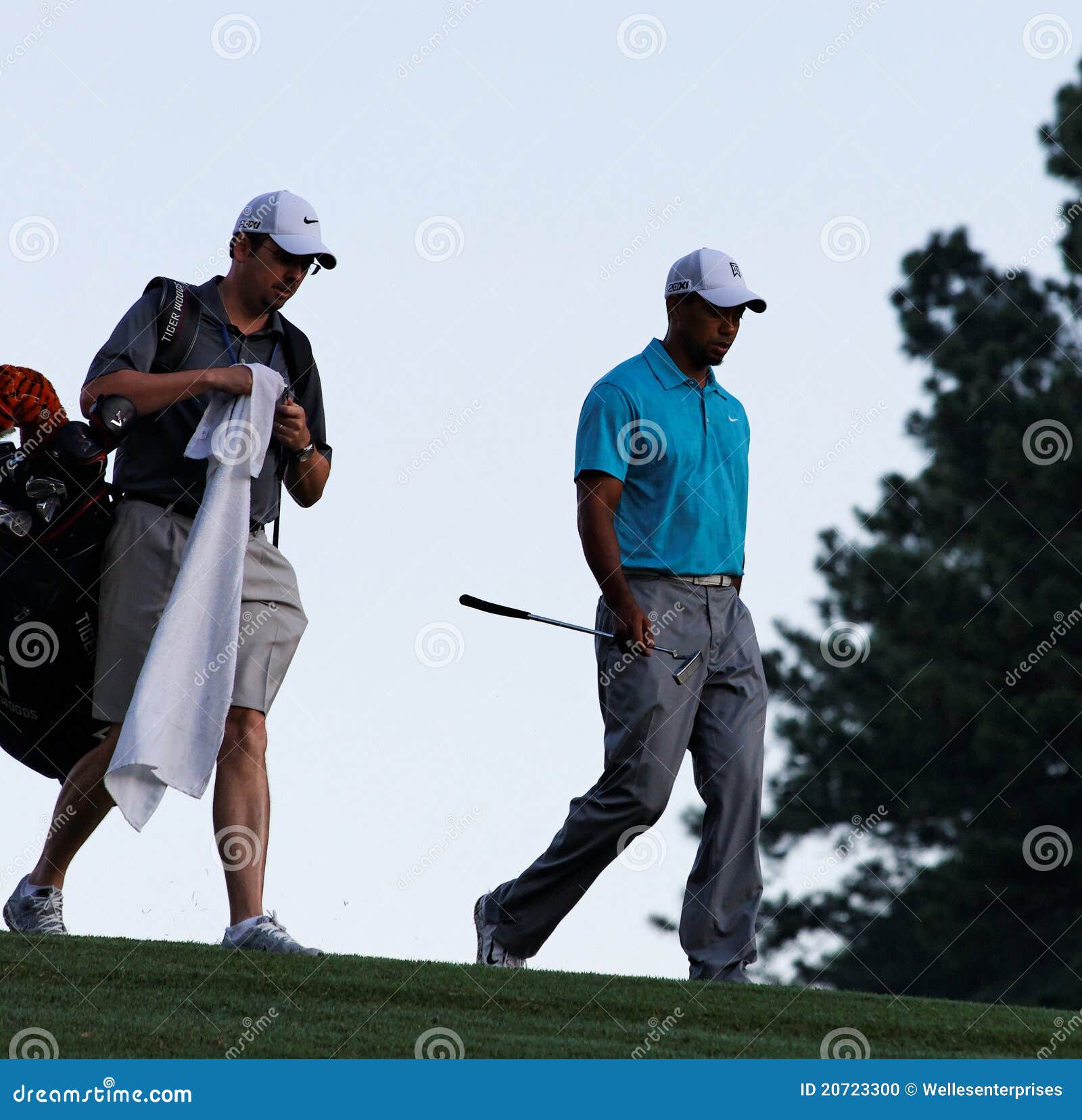 Tiger Woods and Byron Bell editorial image. Image of golf - 20723300