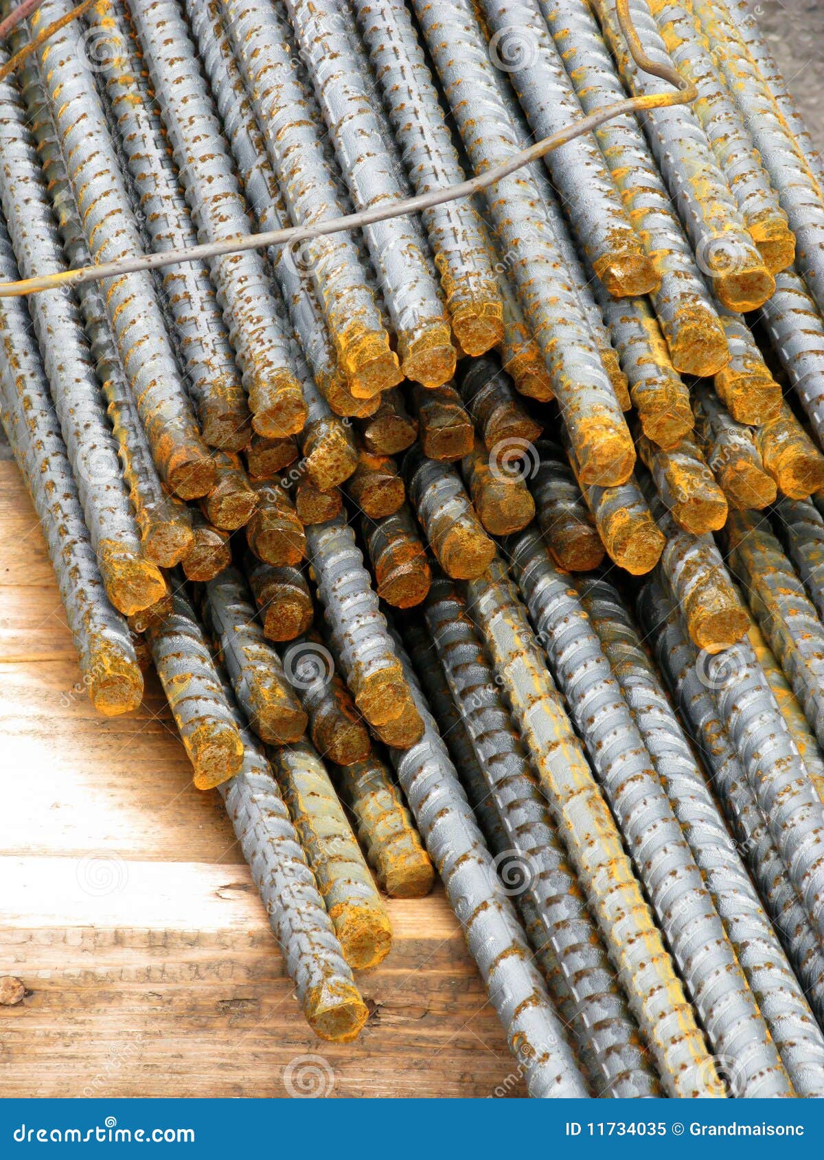 Tiges De Construction De Fer Image stock - Image du rouille, croix ...