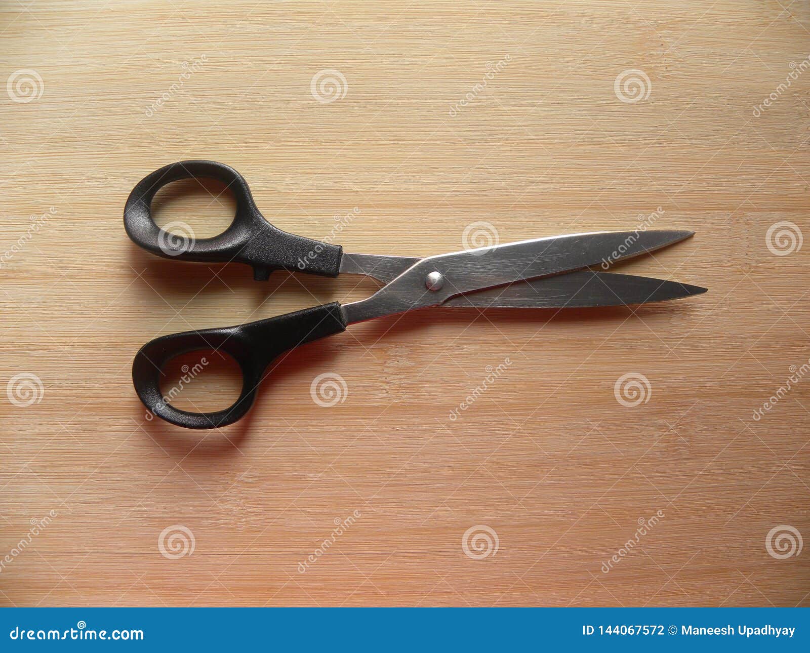 Tijeras Negras Levemente Abiertas Foto de archivo - Imagen de equipo ...