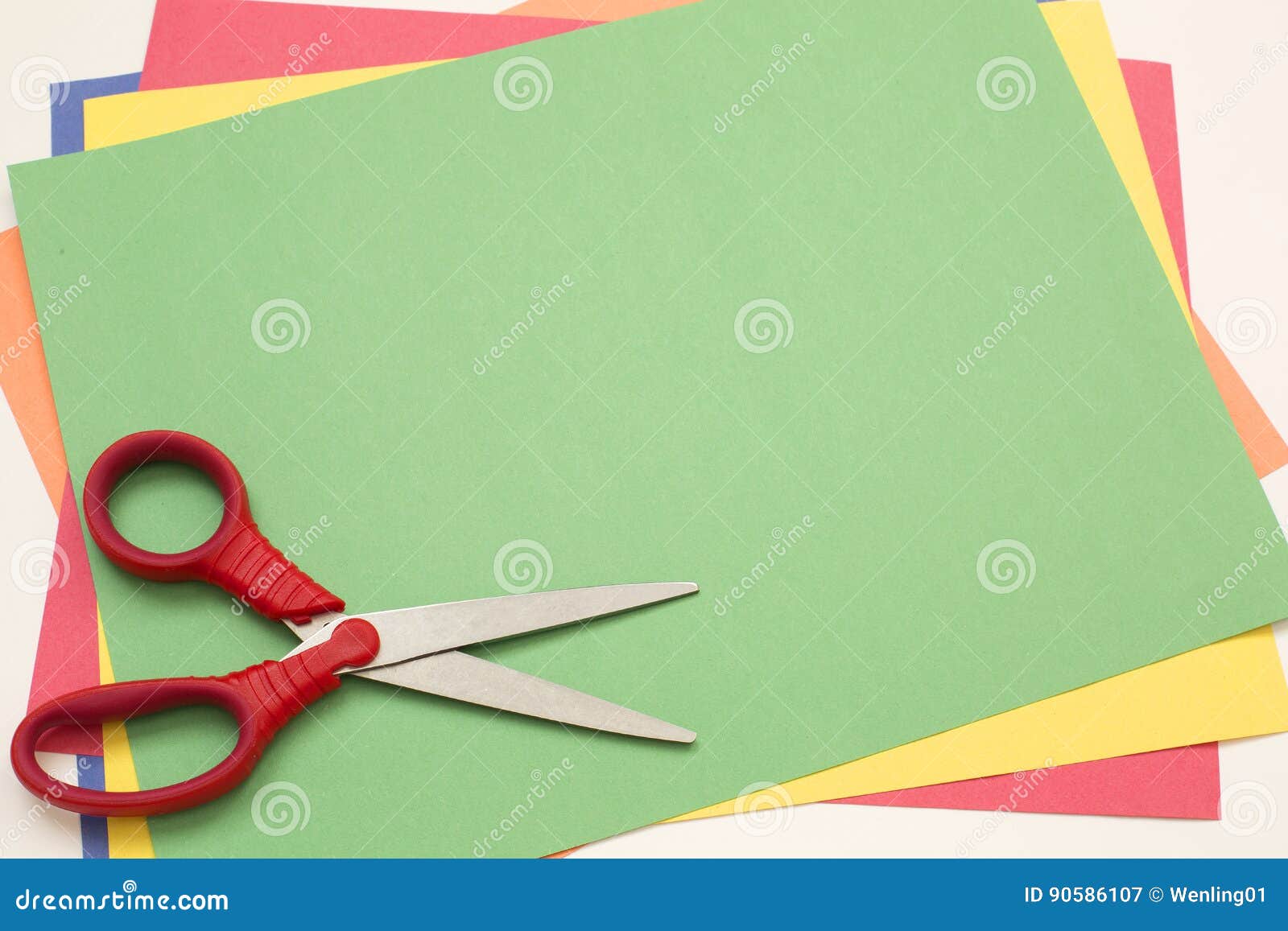 Tijeras y papel del color imagen de archivo. Imagen de escriba - 90586107