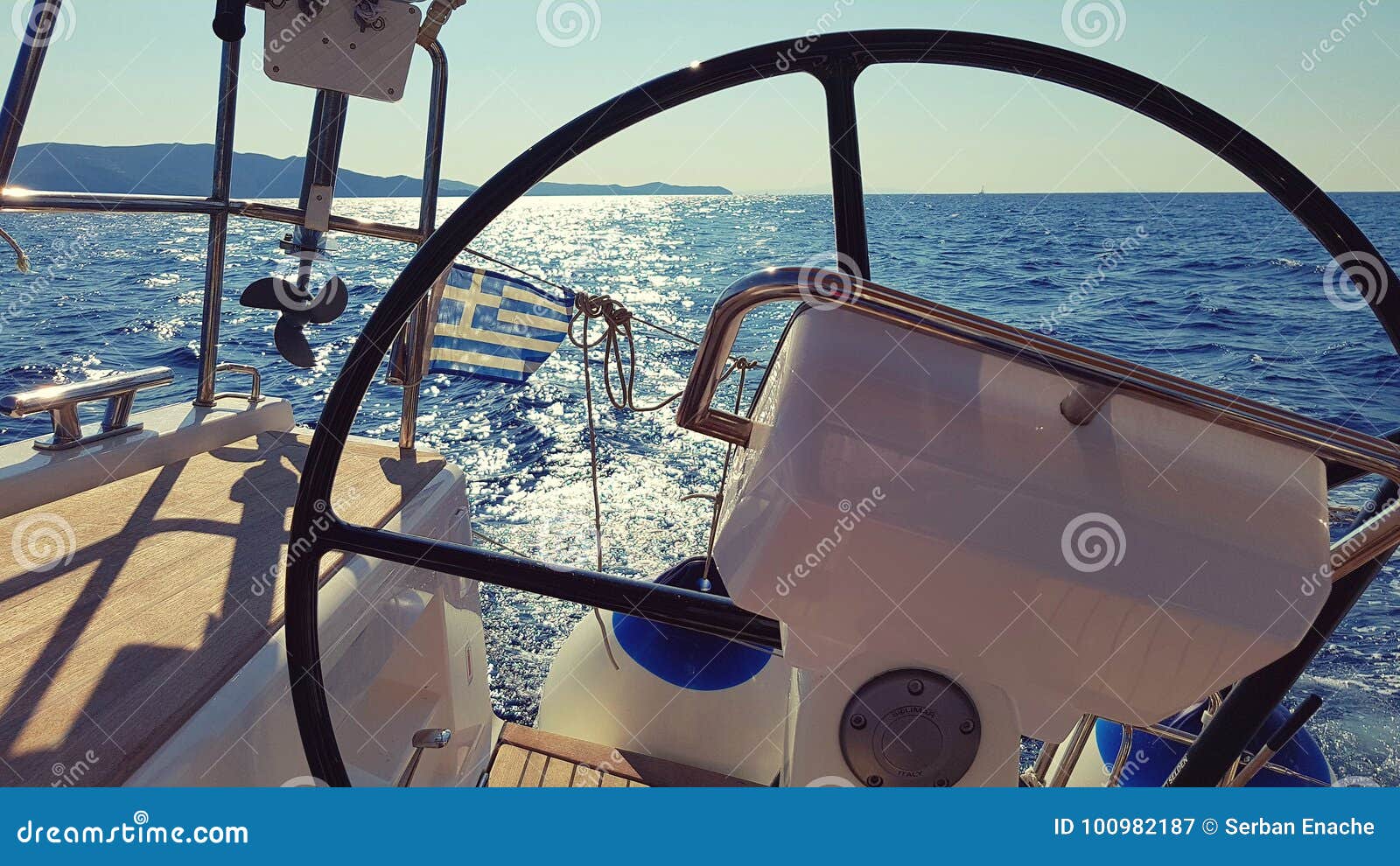 Timón en el velero imagen de archivo. Imagen de vacaciones - 100982187