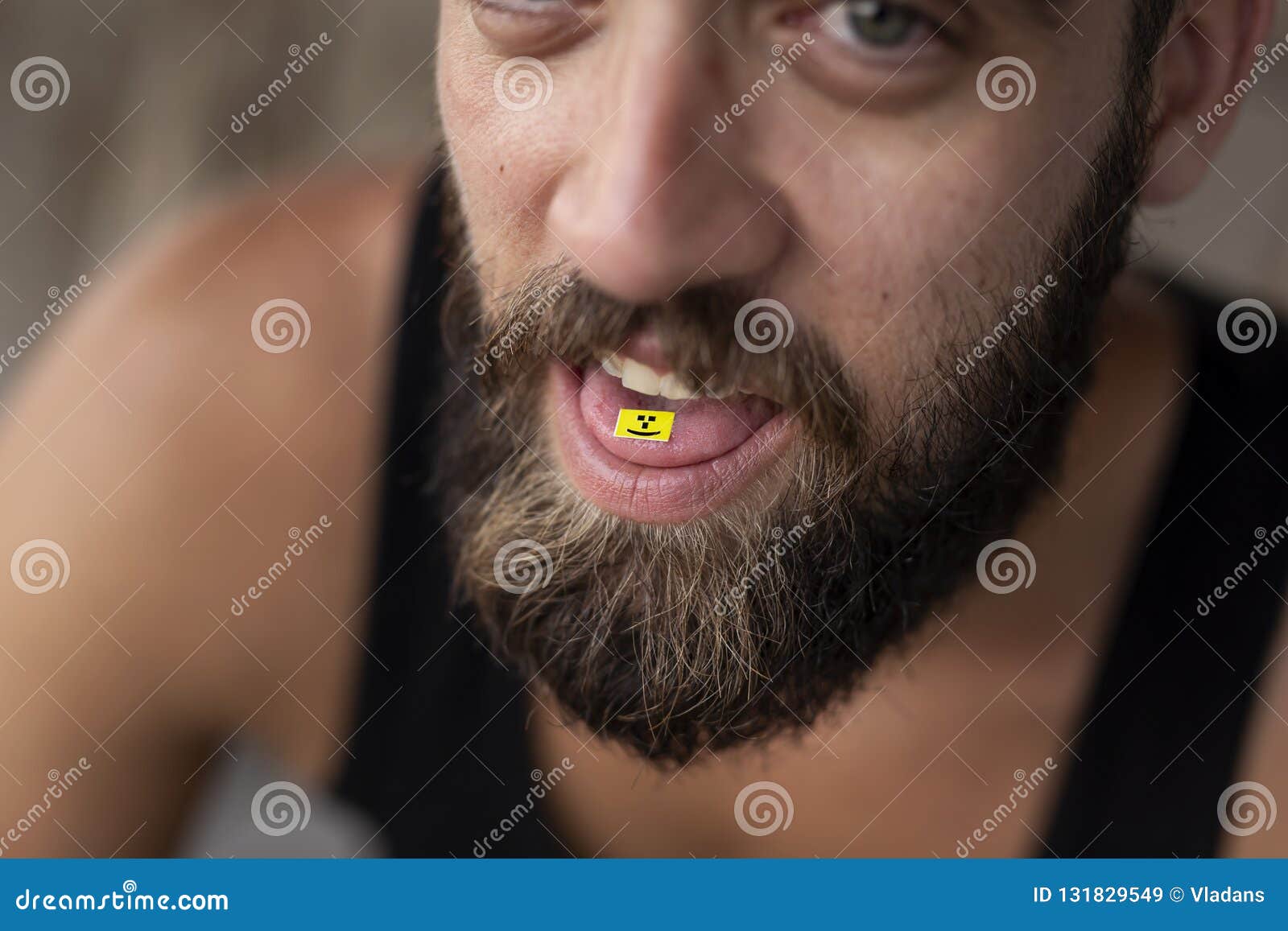 Timbre De Lsd Sur La Langue De L'homme Image stock - Image du énergie ...