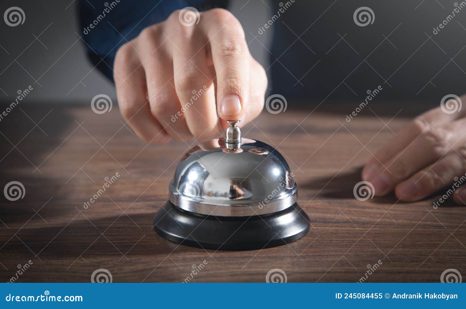 Timbre De Mano Masculina En Servicio Imagen de archivo - Imagen de ...