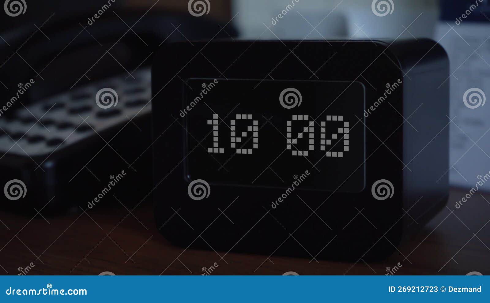 Time 10:00 on the clock stock video. Video of minutes - 269212723