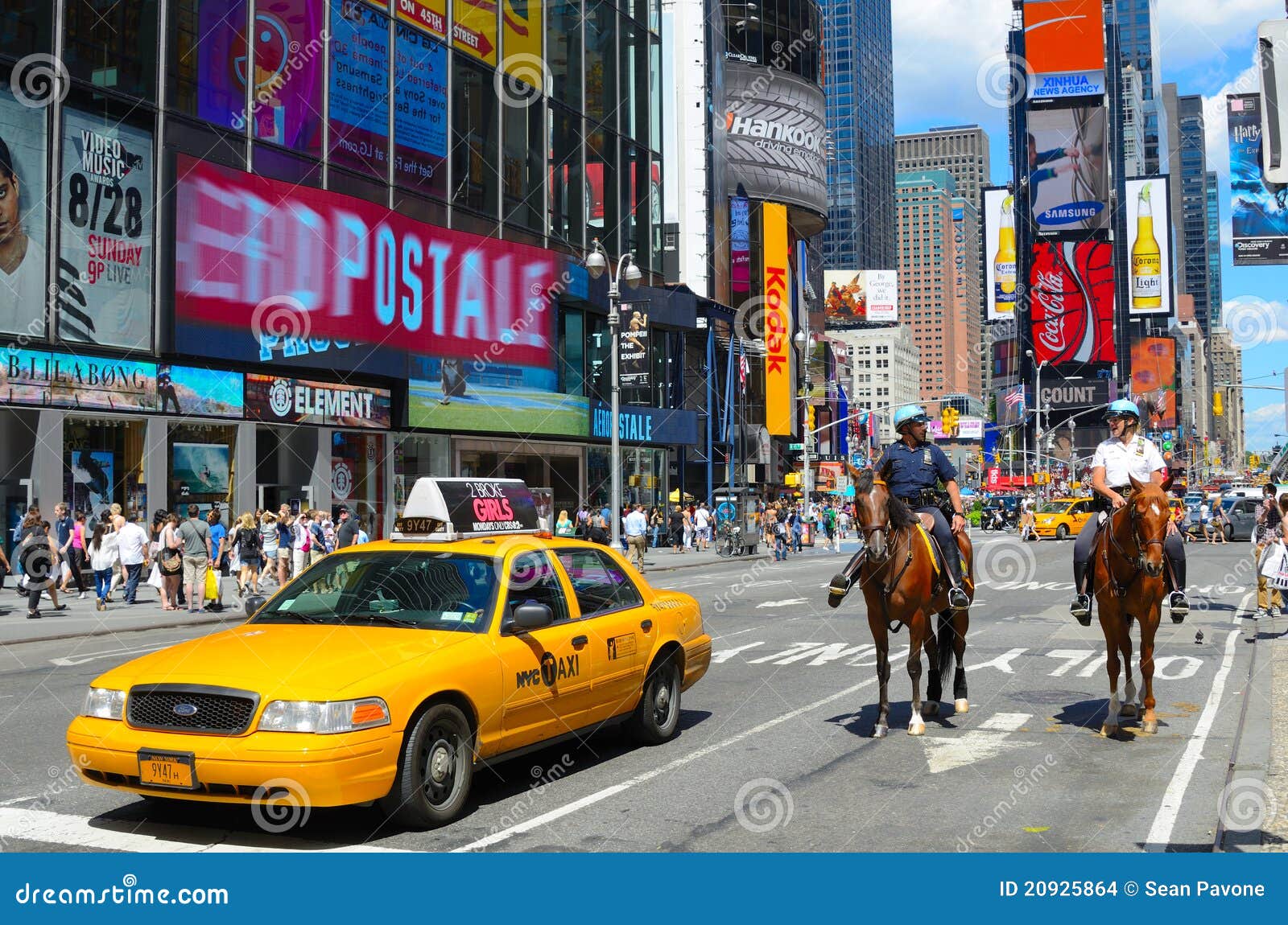 Times Square editorial stock image. Image of crowds, apartments - 20925864