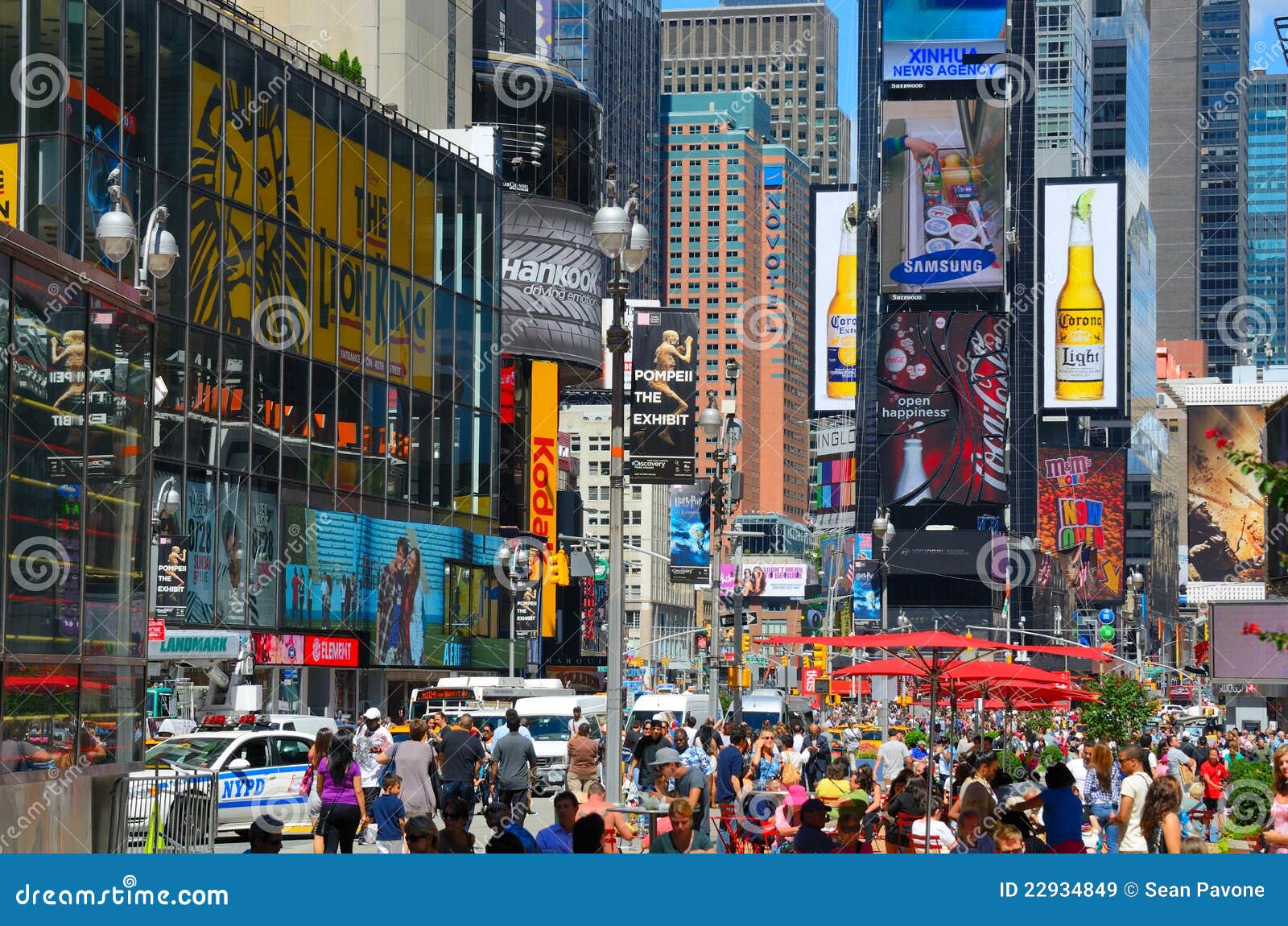 Times Square Crowds editorial stock image. Image of midtown - 22934849