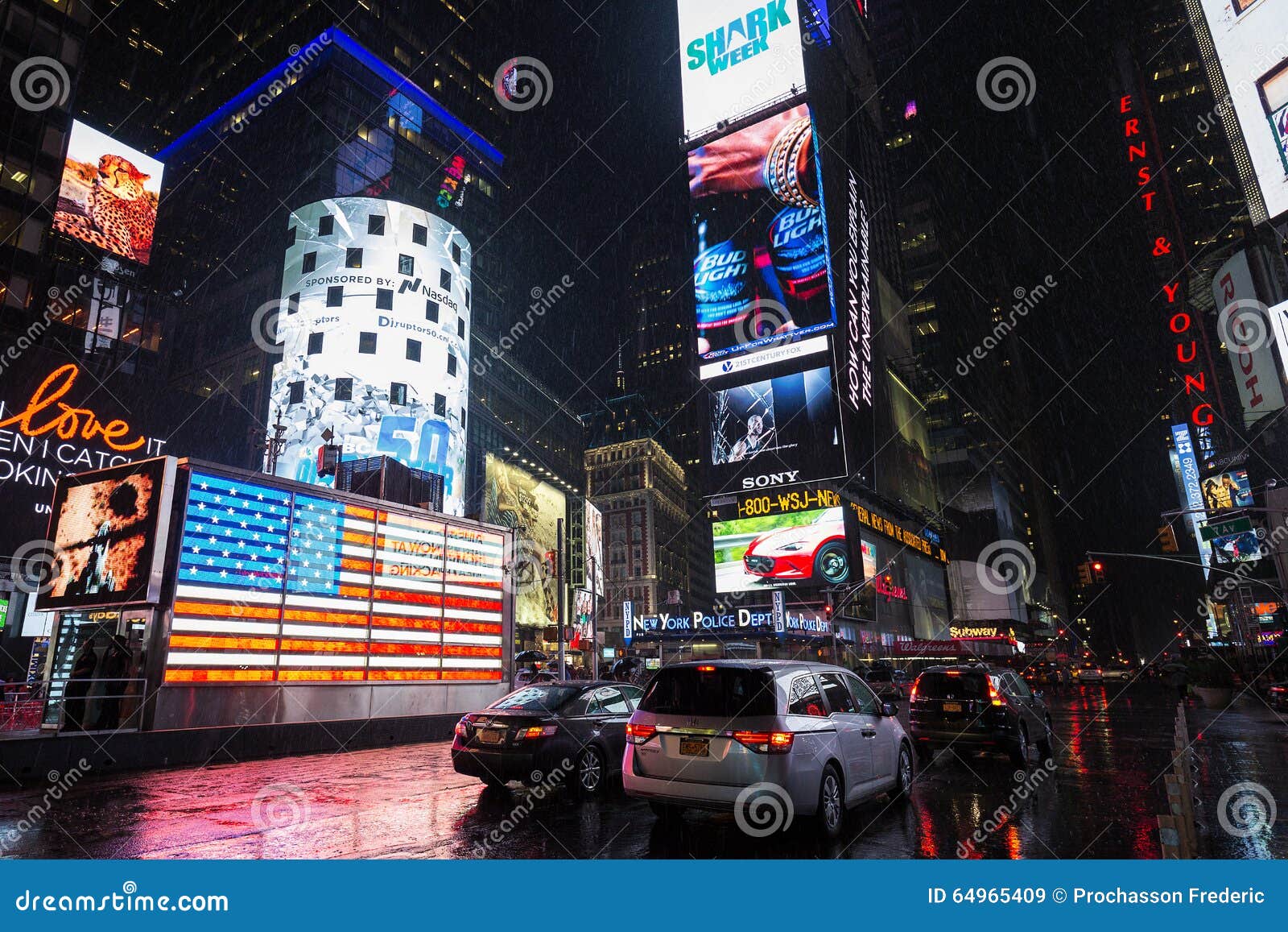 Times Square Di Notte Sotto La Pioggia Immagine Stock Editoriale ...