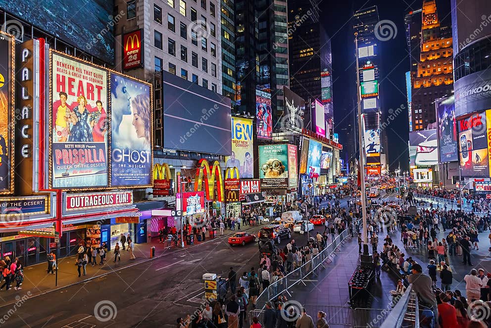 Times Square na noite imagem de stock editorial. Imagem de luzes - 26696399