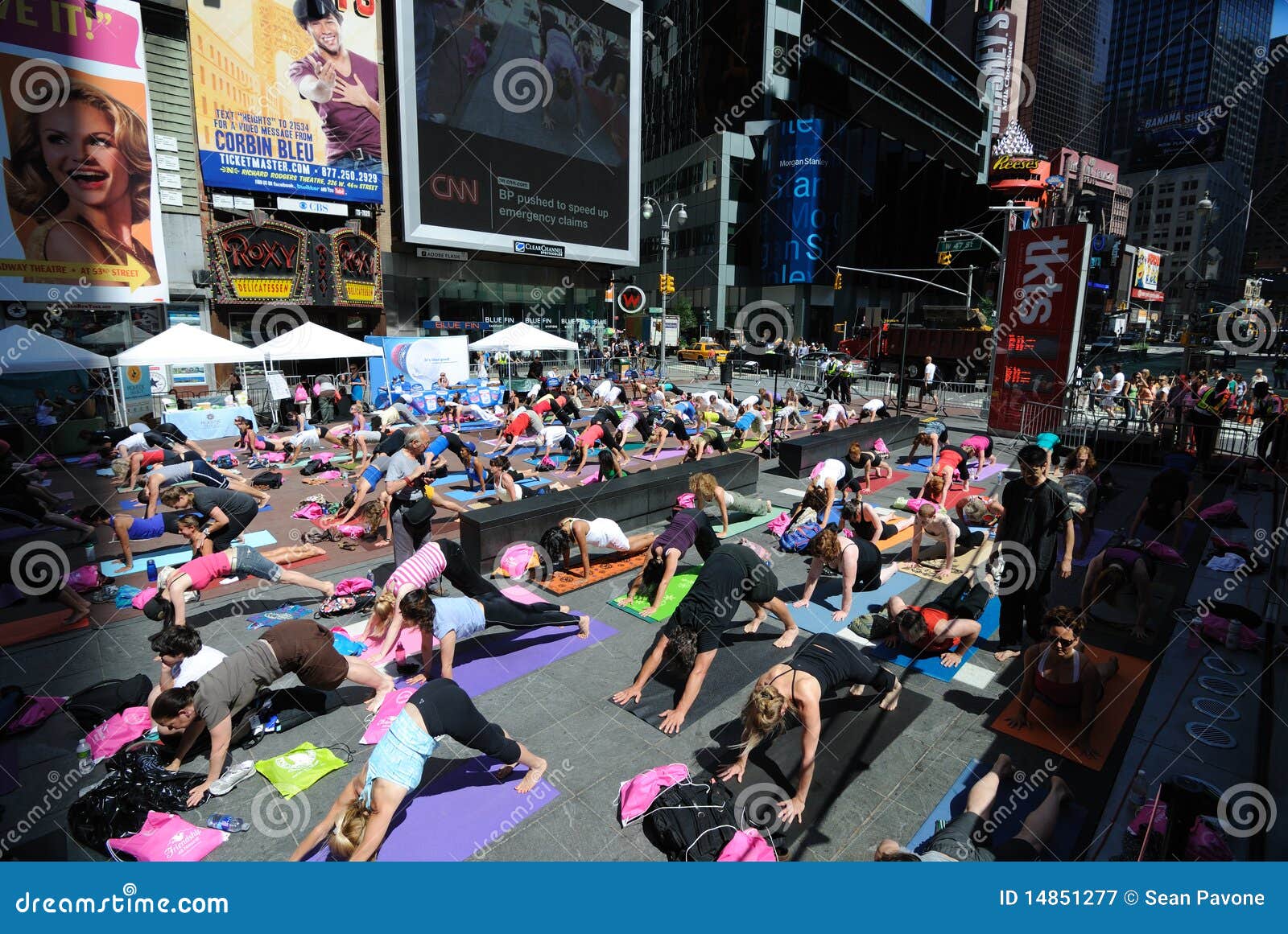 Times Square Yoga editorial photography. Image of plays - 14851277