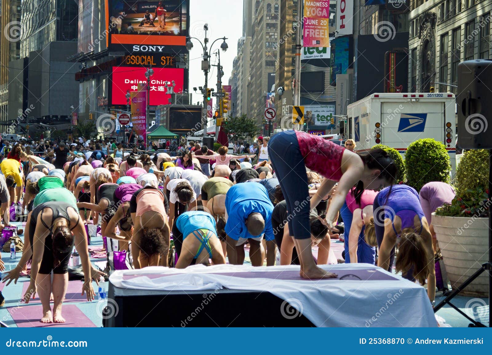 Times Square Yoga Class editorial image. Image of yoga - 25368870