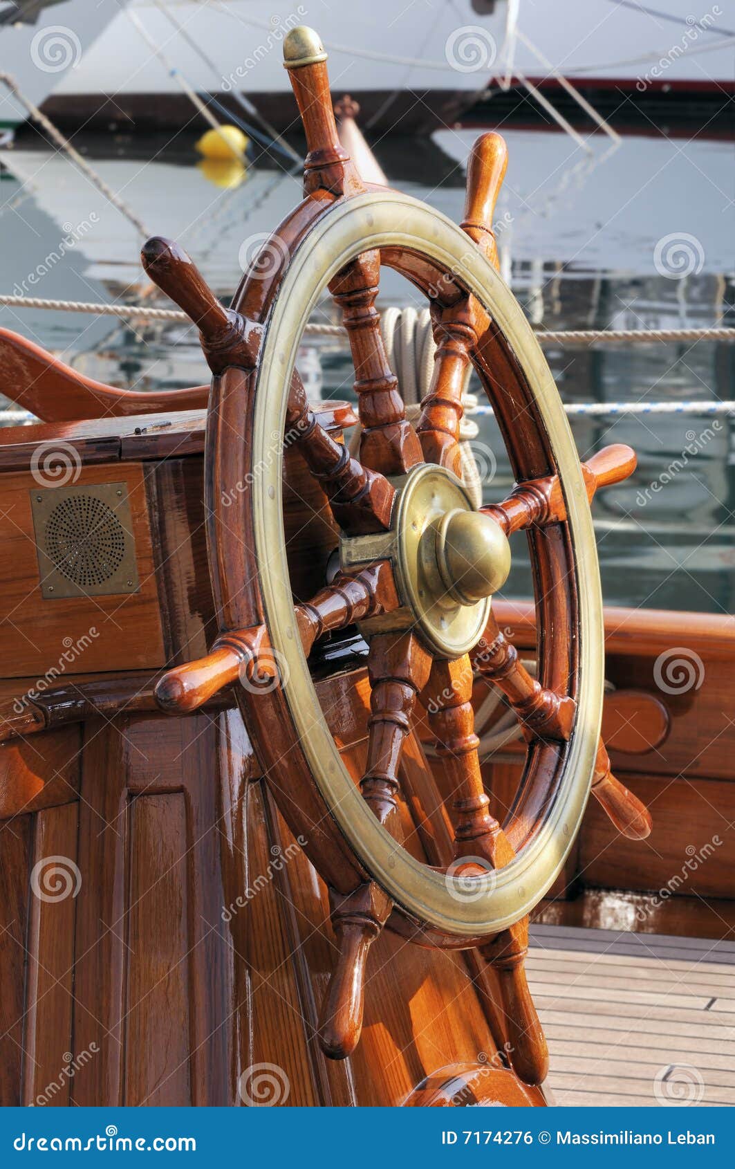 Timone fotografia stock. Immagine di rotella, yacht, legno - 7174276