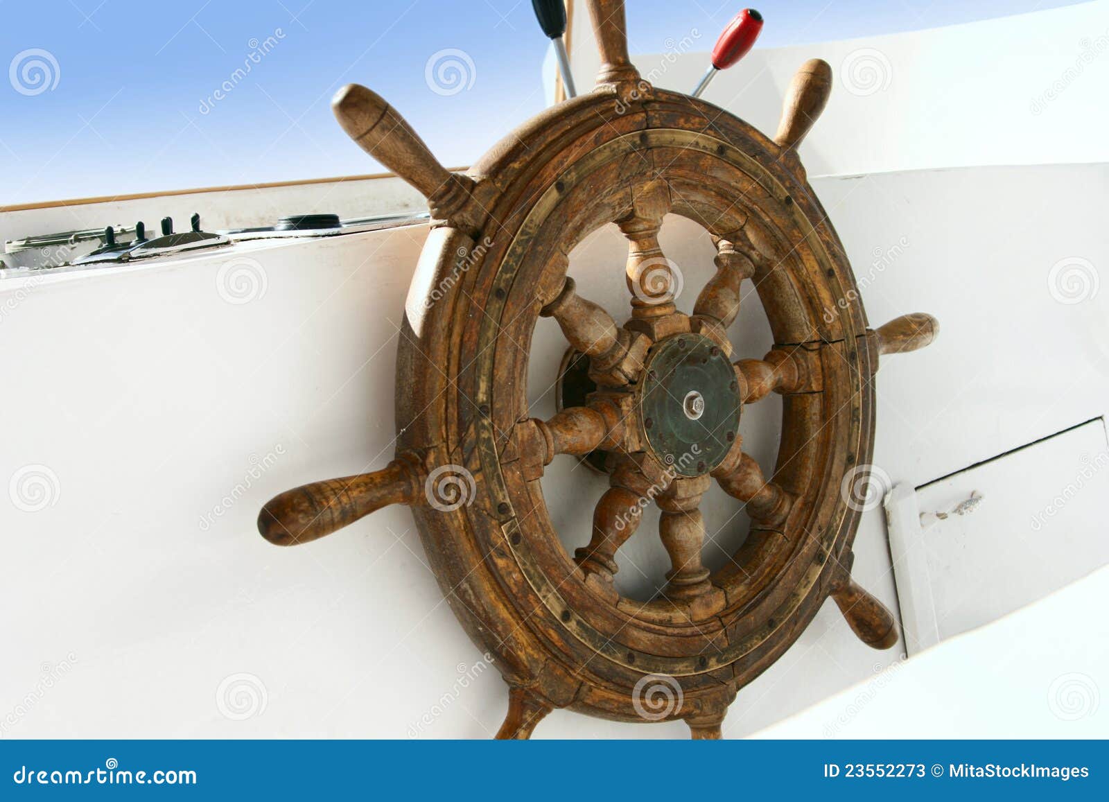 Timone di legno immagine stock. Immagine di timone, sciacallaggio ...