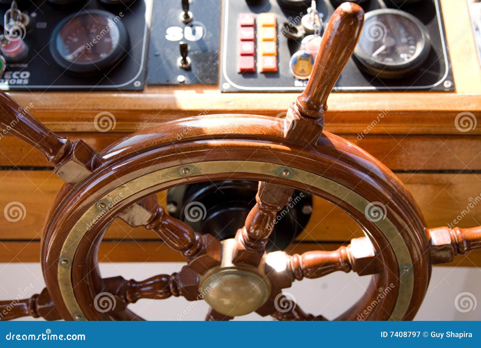Timone di legno immagine stock. Immagine di crociera, svago - 7408797
