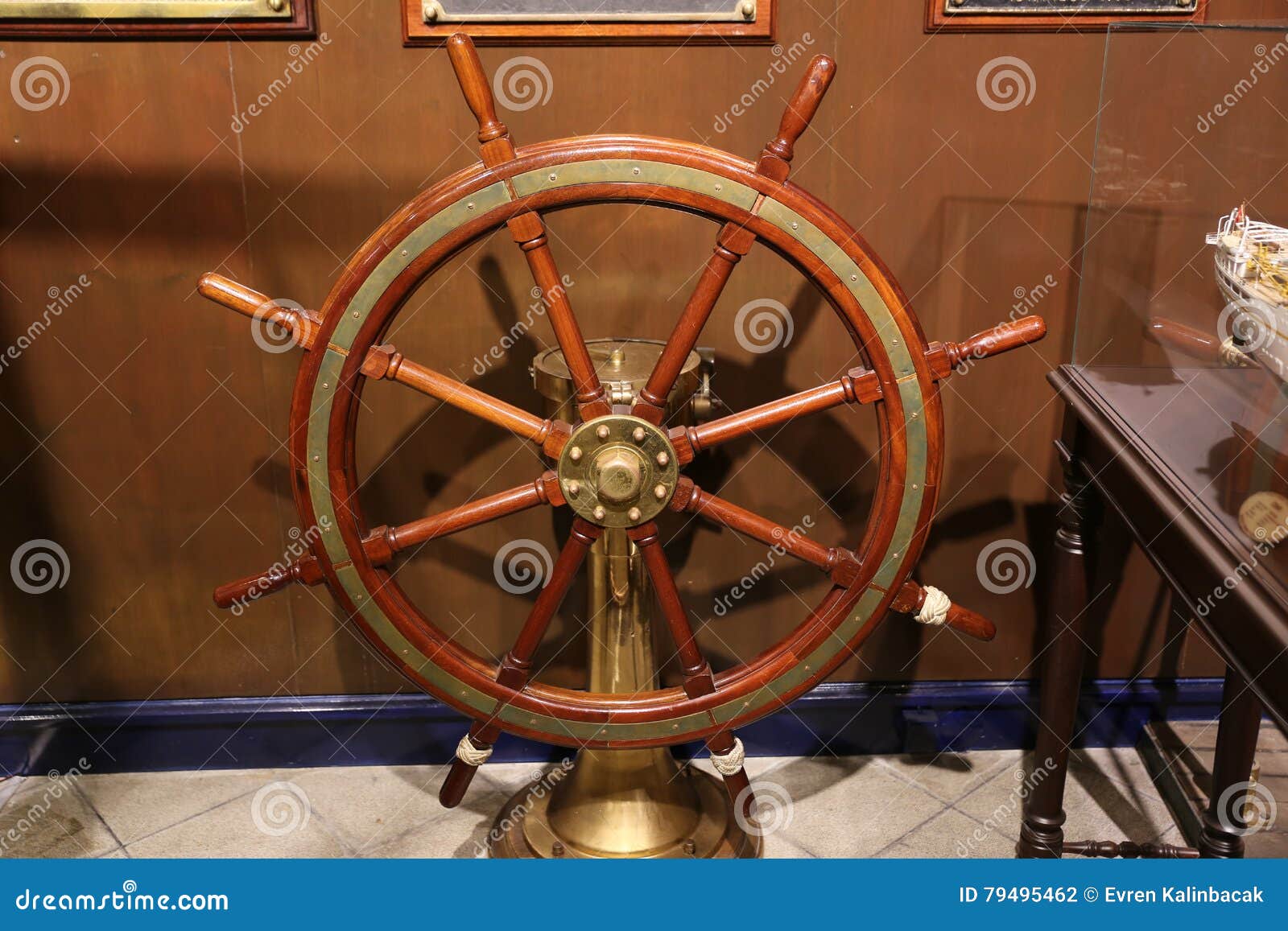 Timone di legno della nave fotografia stock. Immagine di nearsighted ...