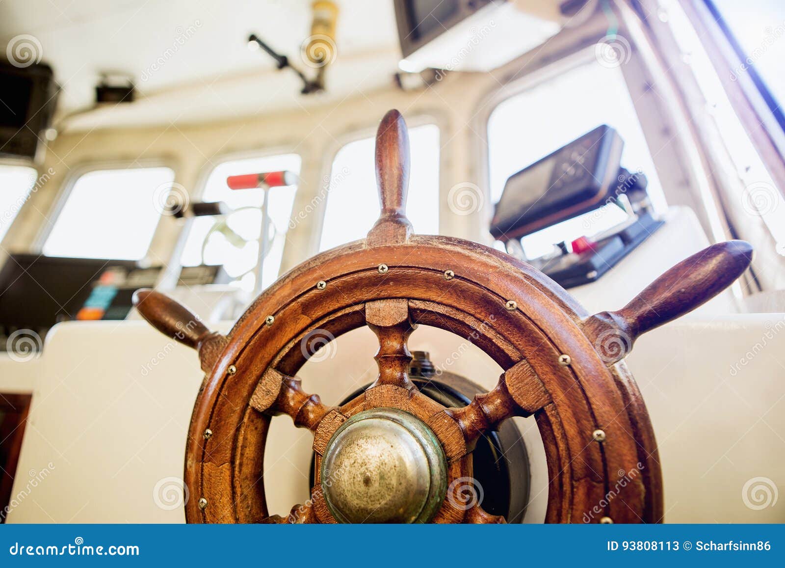 Timone di legno della nave immagine stock. Immagine di marino - 93808113