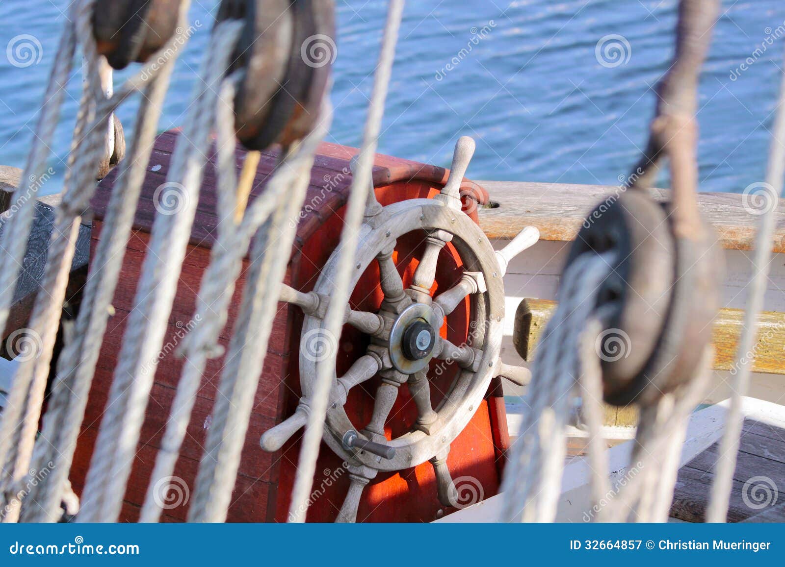 Timone Di Vecchia Barca a Vela Immagine Stock - Immagine di corde ...