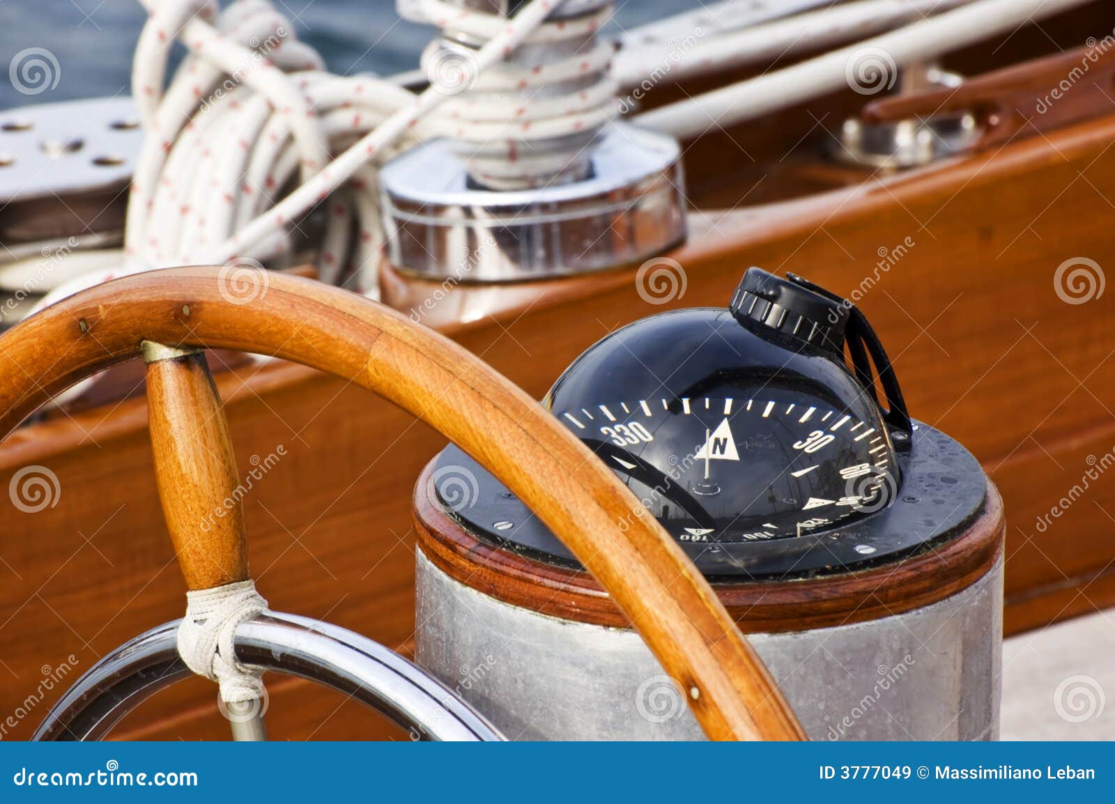 Timone e bussola immagine stock. Immagine di senso, ovest - 3777049