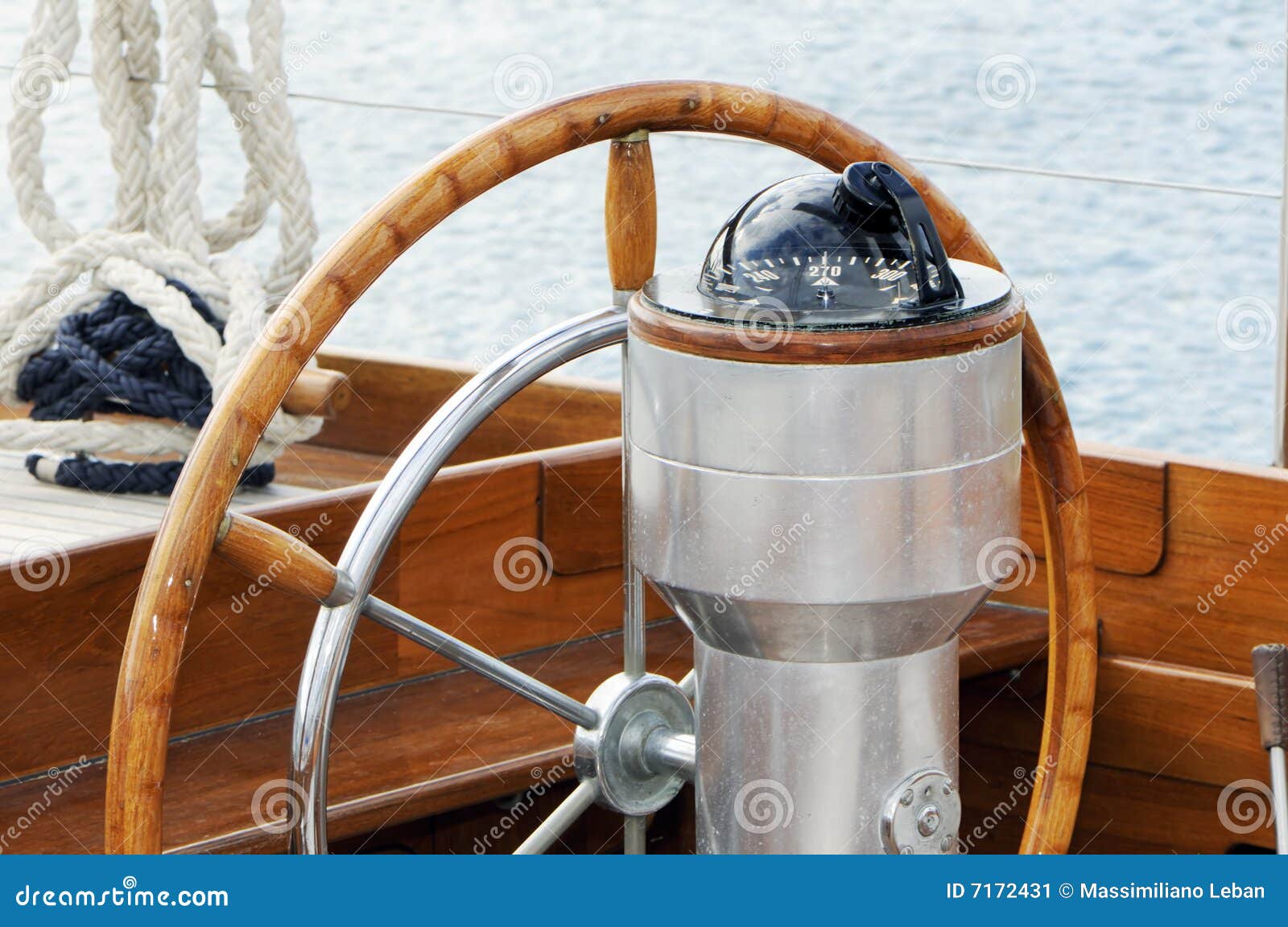 Timone e bussola immagine stock. Immagine di bussola, sailboat - 7172431