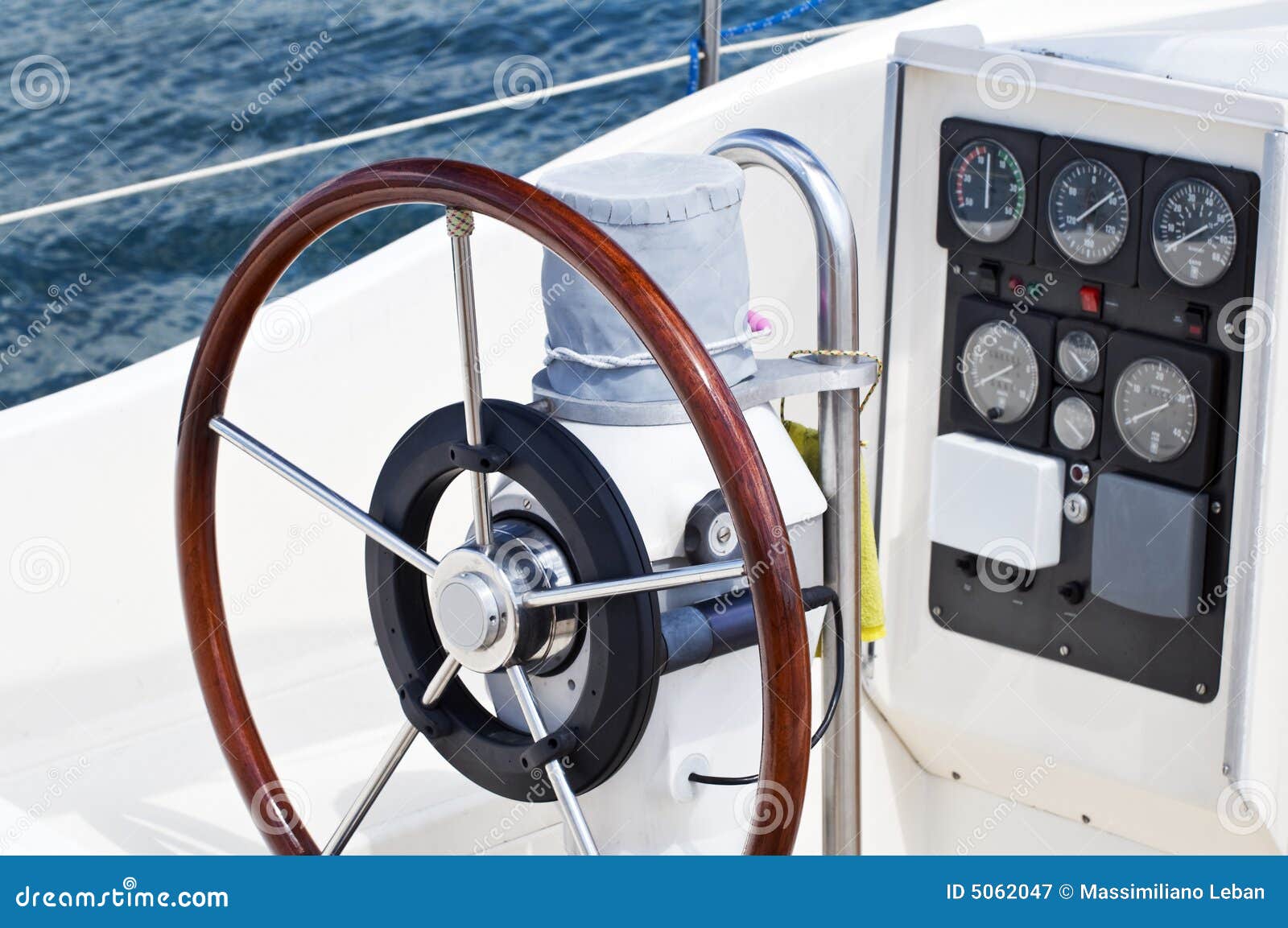 Timone e strumenti immagine stock. Immagine di navigazione - 5062047