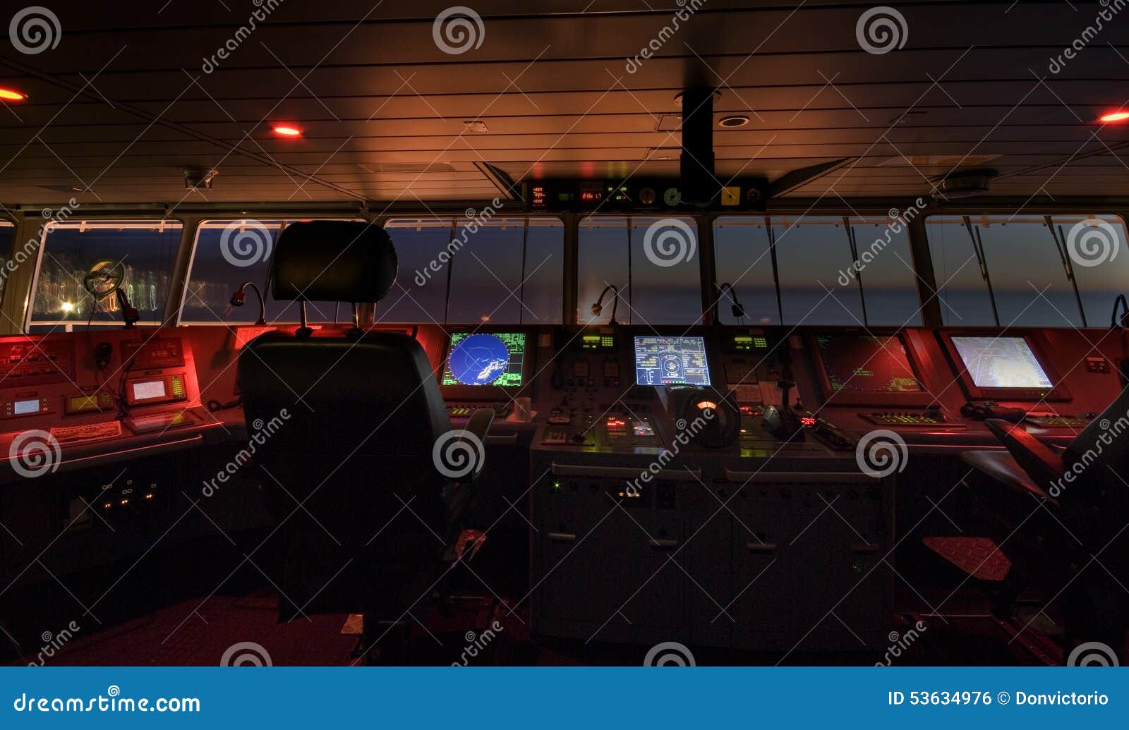 Timonerie Dans Le Bateau Moderne Photo stock - Image of contrôles, port ...