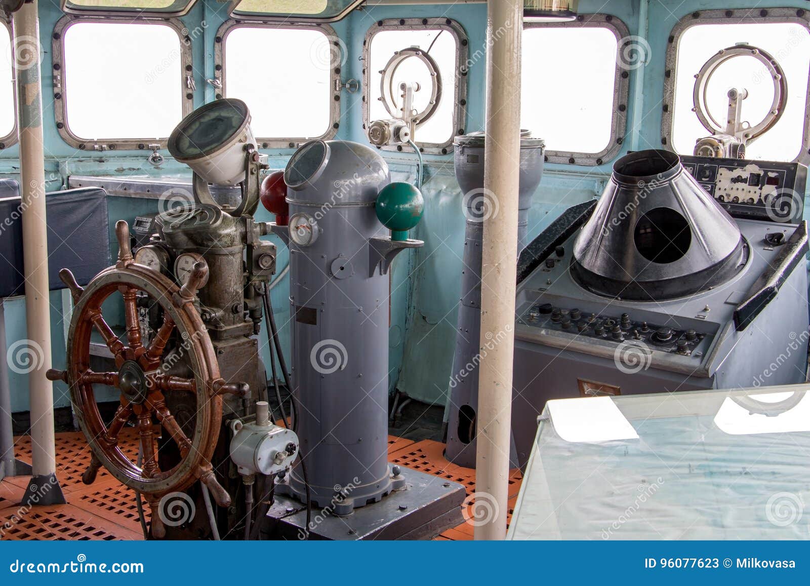Timonerie Sur Le Vieux Bateau Photo stock éditorial - Image du bureau ...