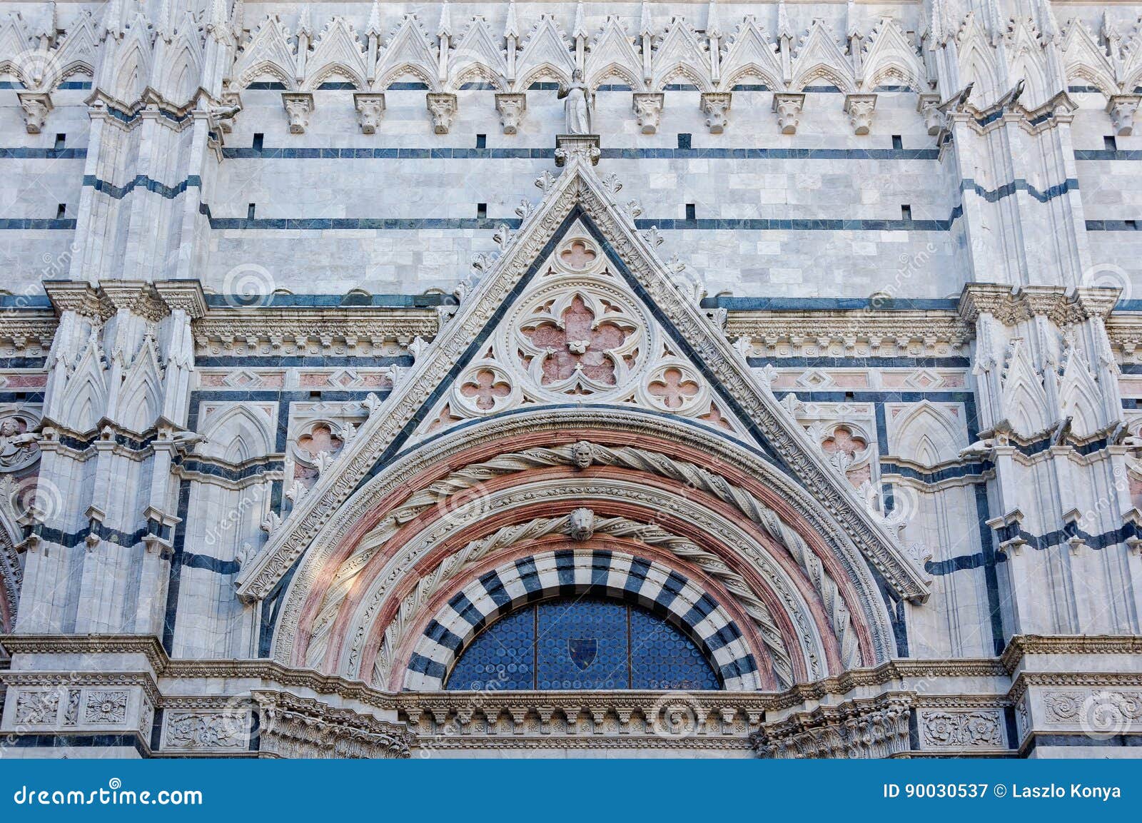 Timpaan Van Baptistery - Siena Stock Afbeelding - Image of trommel ...