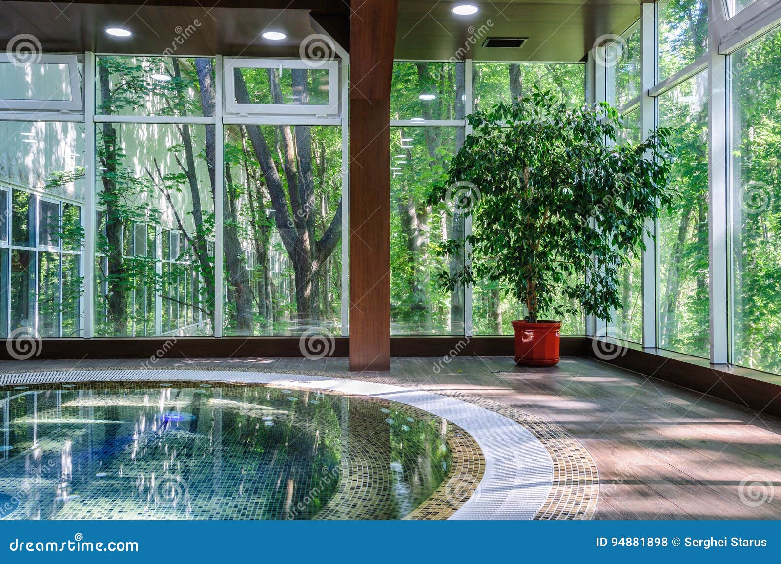 Tina De Jacuzzi De Lujo Grande Foto de archivo - Imagen de salud ...