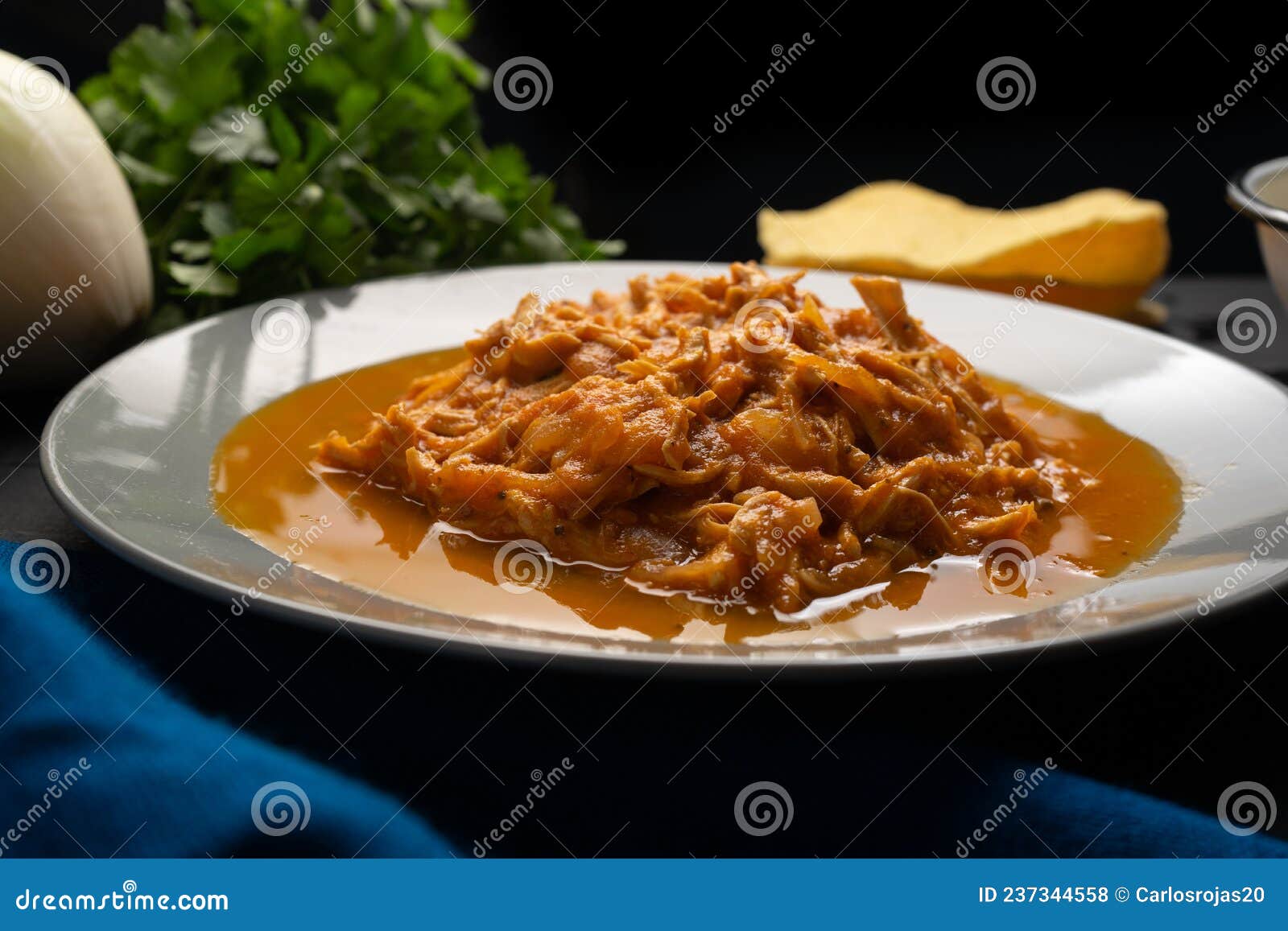 Tinga De Pollo Con Salsa Picante. Comida Mexicana Foto de archivo ...