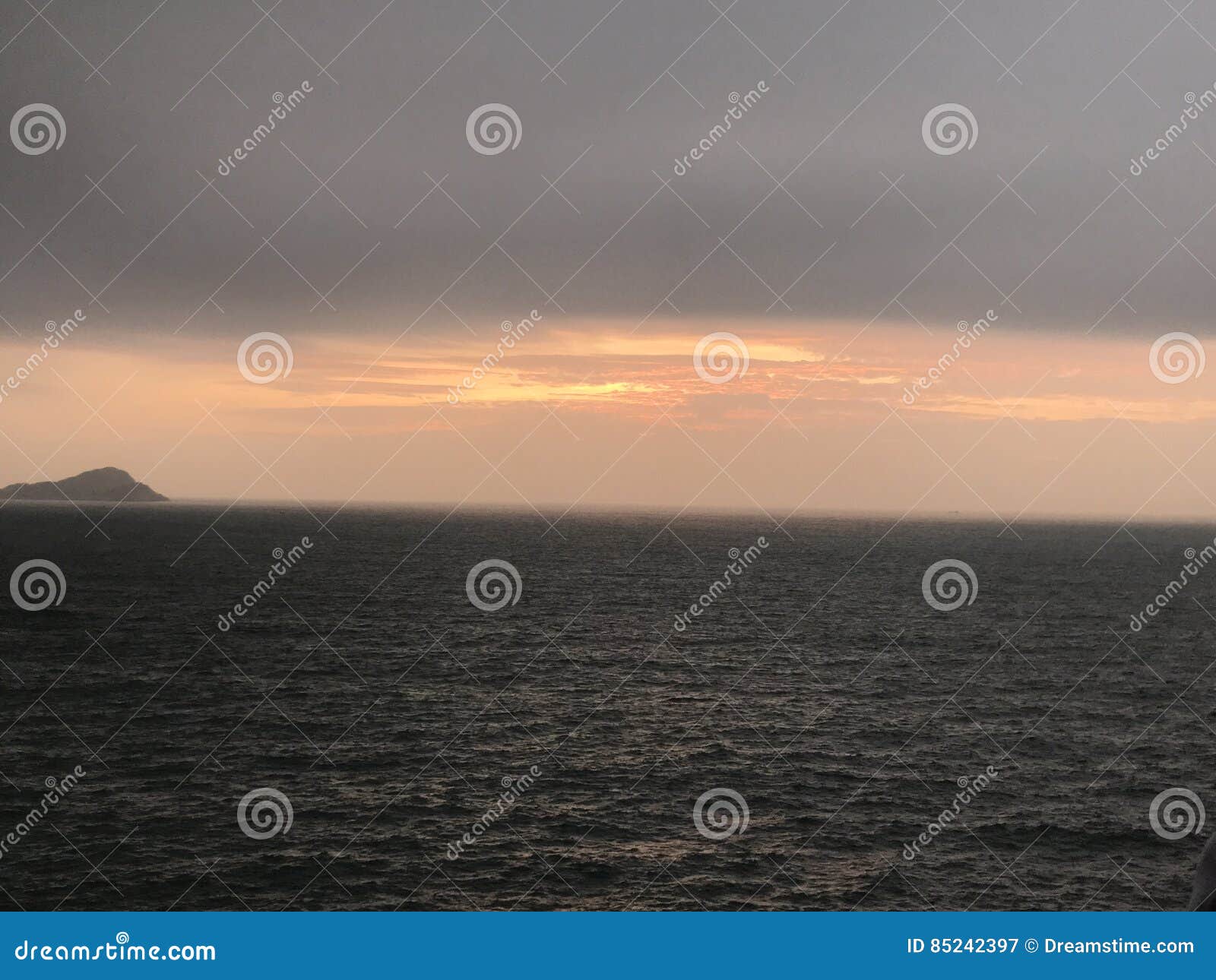 Tinny imagen de archivo. Imagen de sunlight, onda, sunset - 85242397