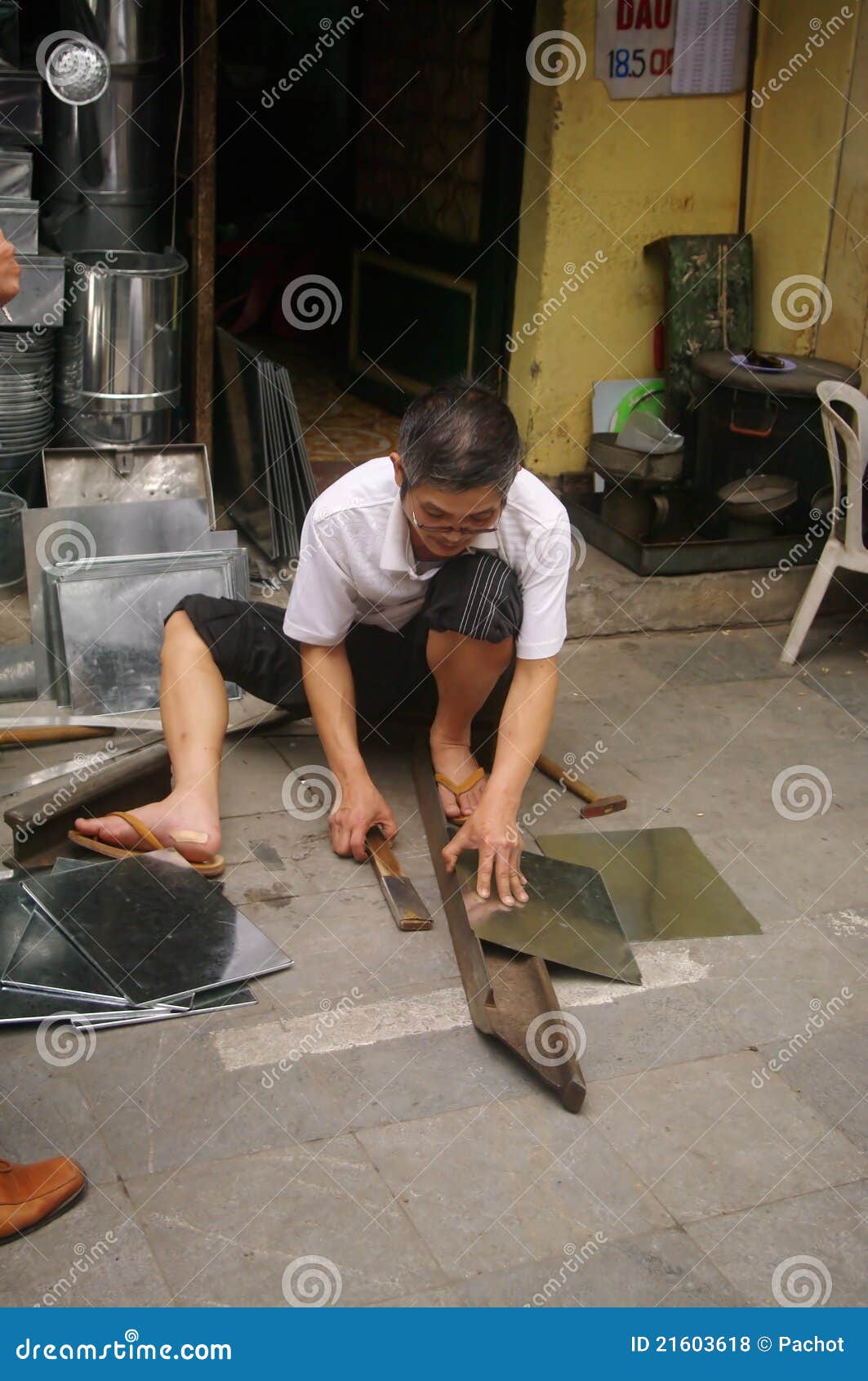 Tinsmith editorial stock photo. Image of asia, vietnam - 21603618