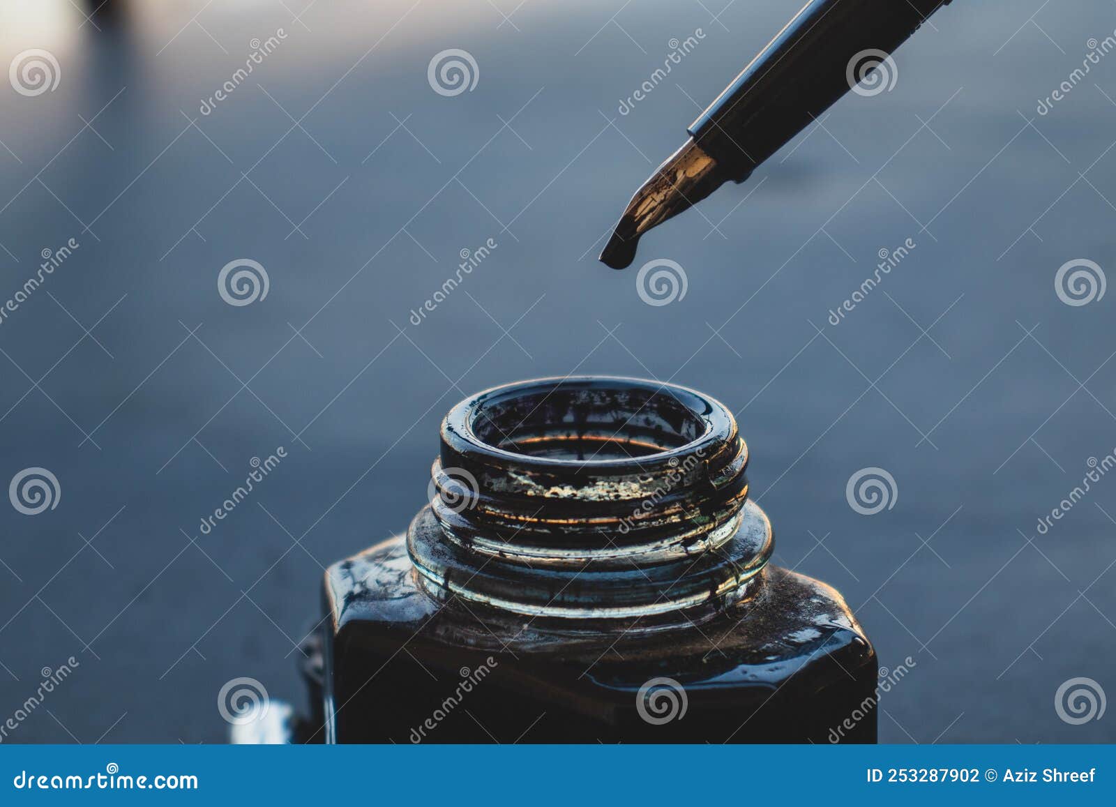 Tinta de pingar na caneta foto de stock. Imagem de retentor - 253287902