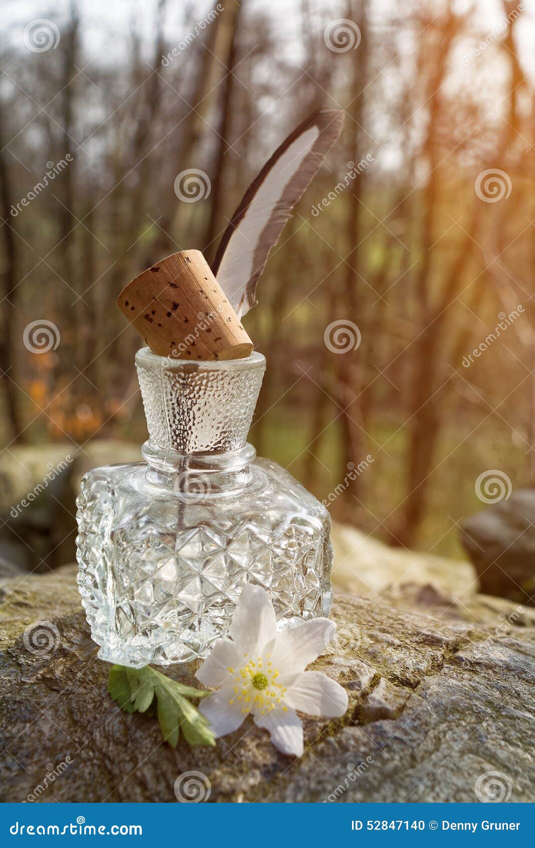 Tintero con la pluma foto de archivo. Imagen de piedra - 52847140