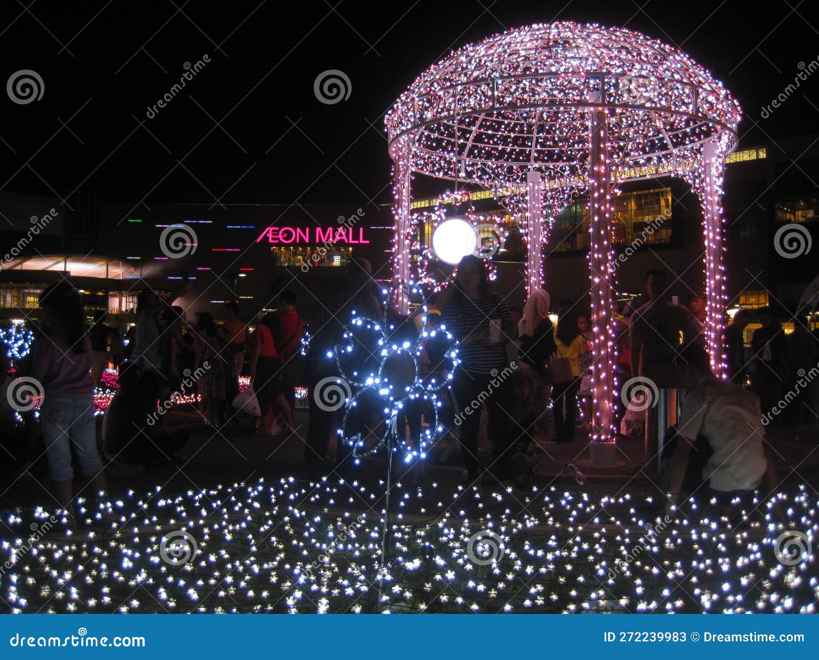 Tiny Lamp Park in a Mall editorial stock photo. Image of night - 272239983