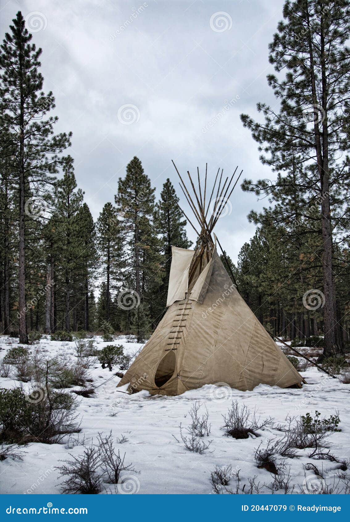 Tipi in de Winter stock afbeelding. Image of sneeuw, huis - 20447079